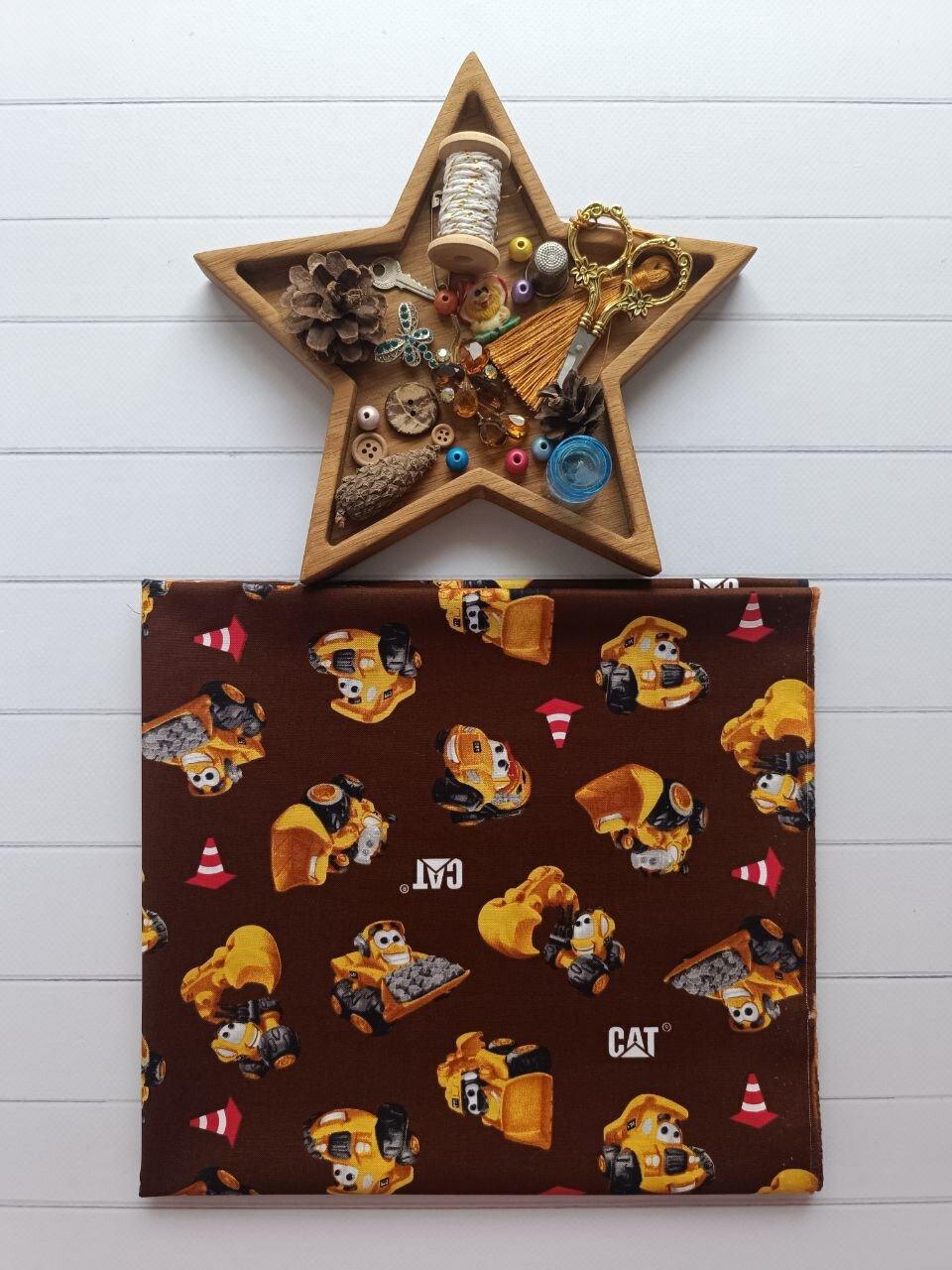 Ткань для пэчворка Трактор CAT 100х110 см. Американский 100% хлопок. Riley Blake Designs.