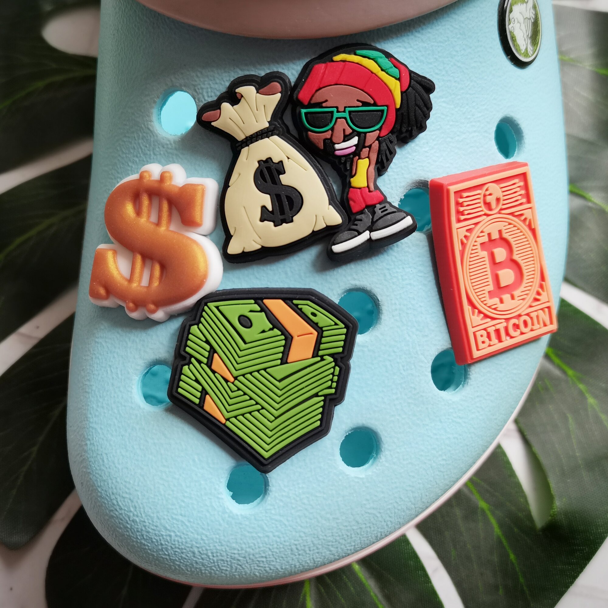 Джибитс на crocs доллар деньги биткоин