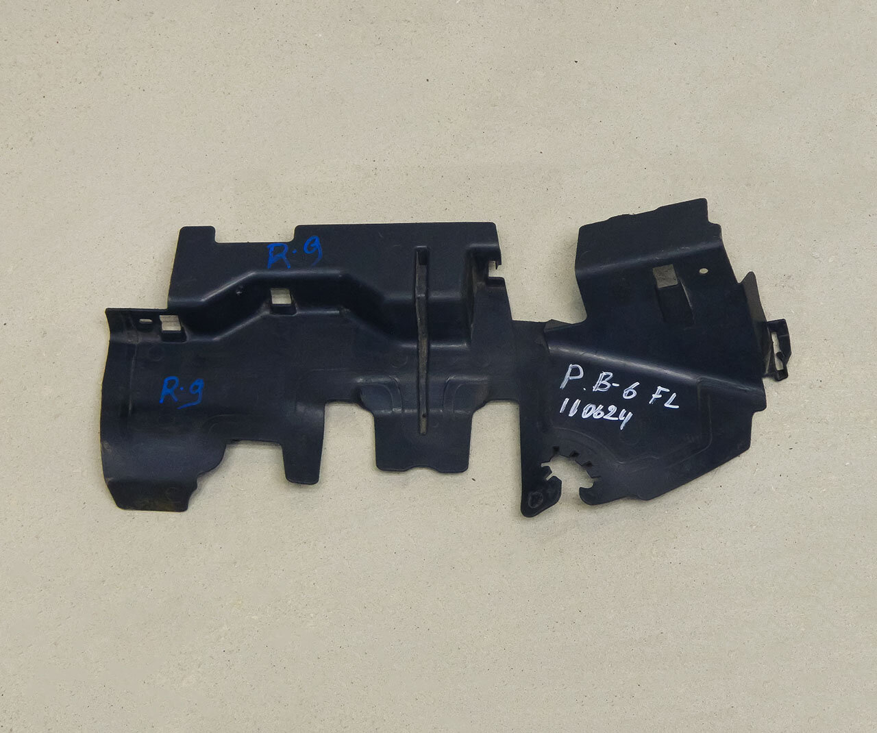 Дефлектор радиатора левый VW Passat B6