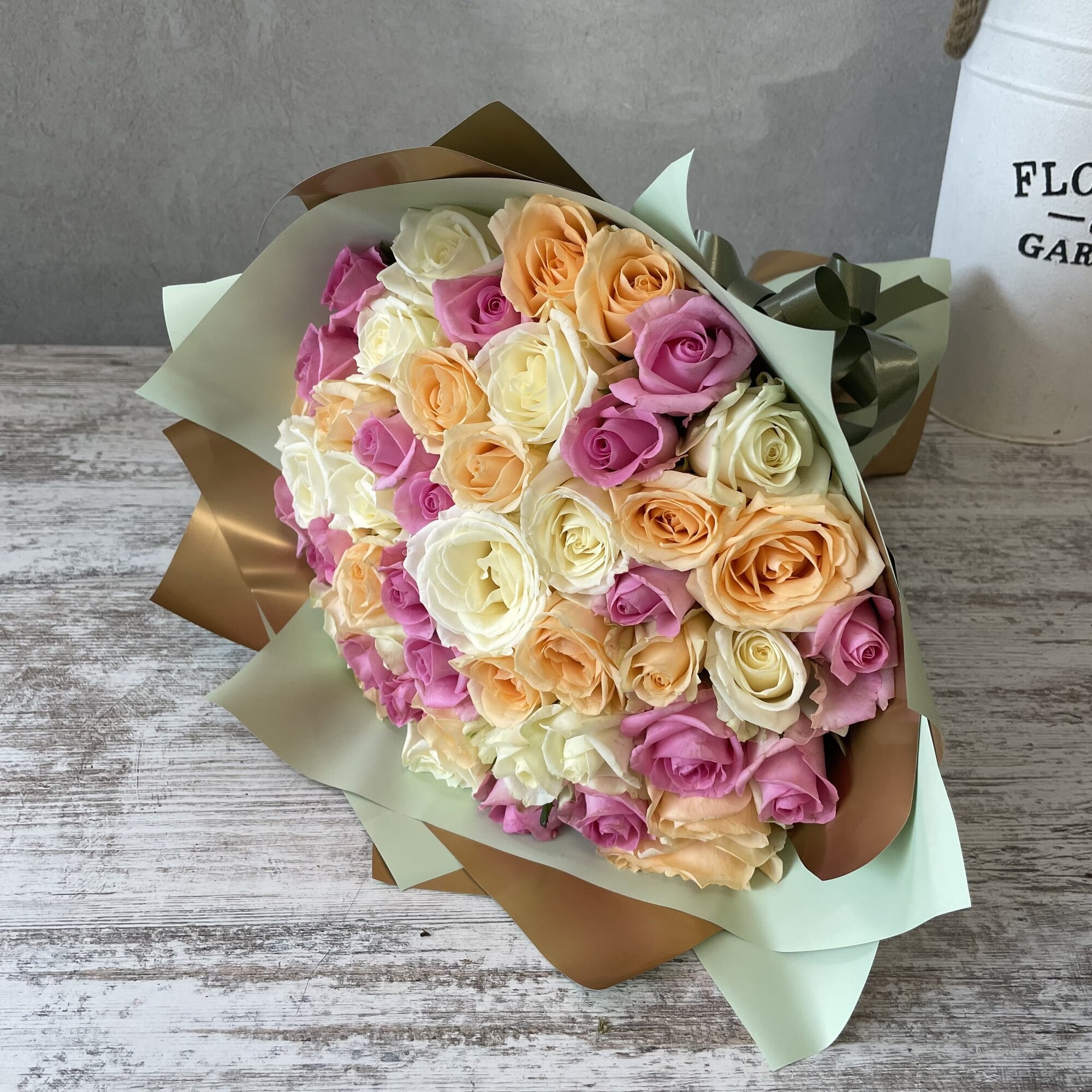 Живые цветы букет роз микс 51 шт. 40 см. "Светлое настроение"