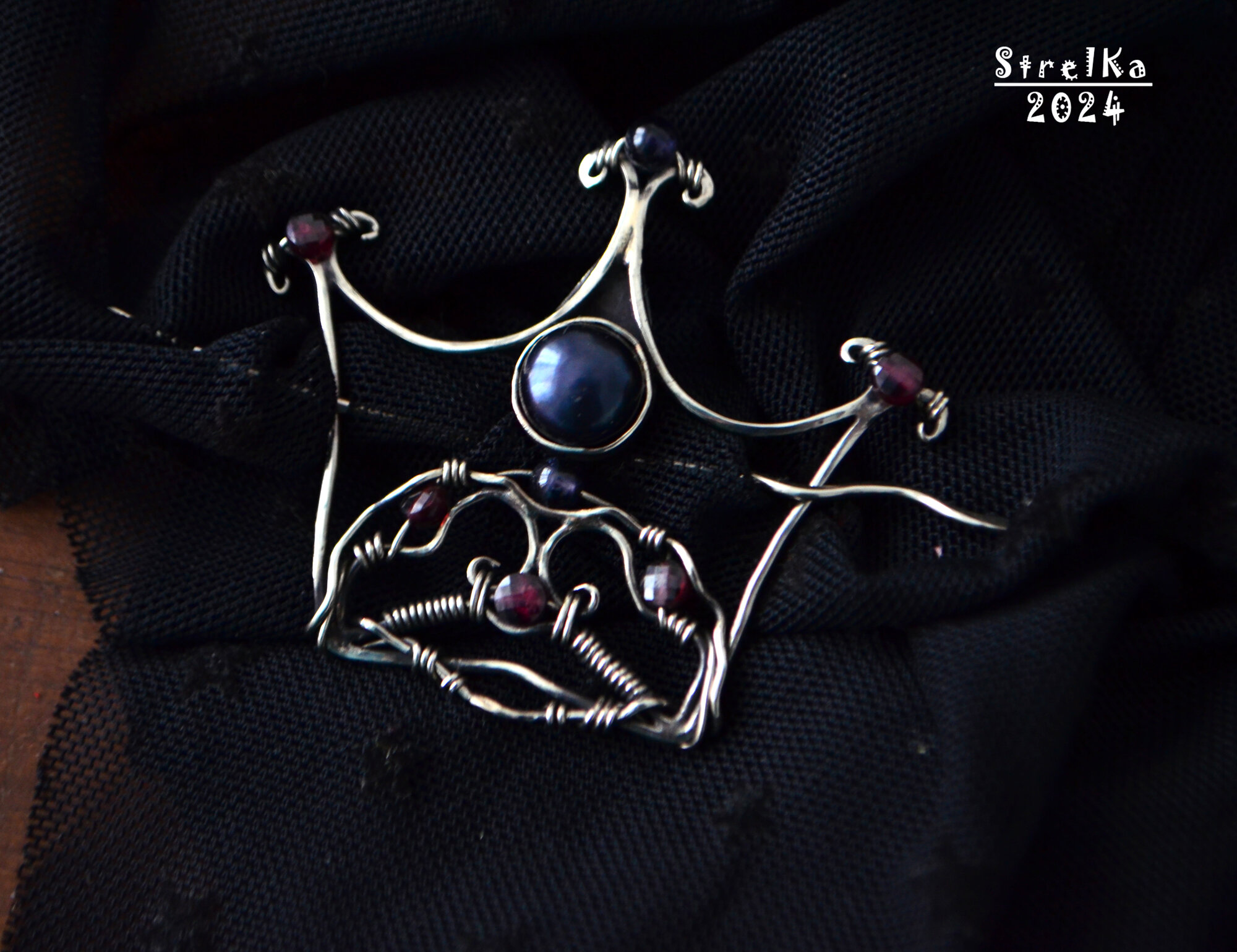 Брошь, гранат, жемчуг культивированный, иолит