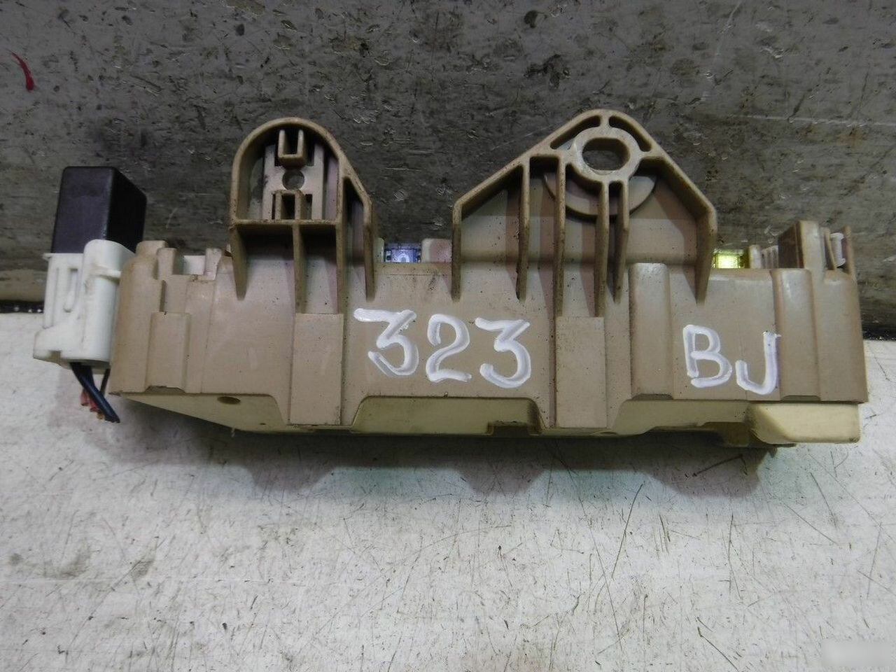 Блок предохранителей Mazda Protege BJ (1998—2004) 2D240118 9078