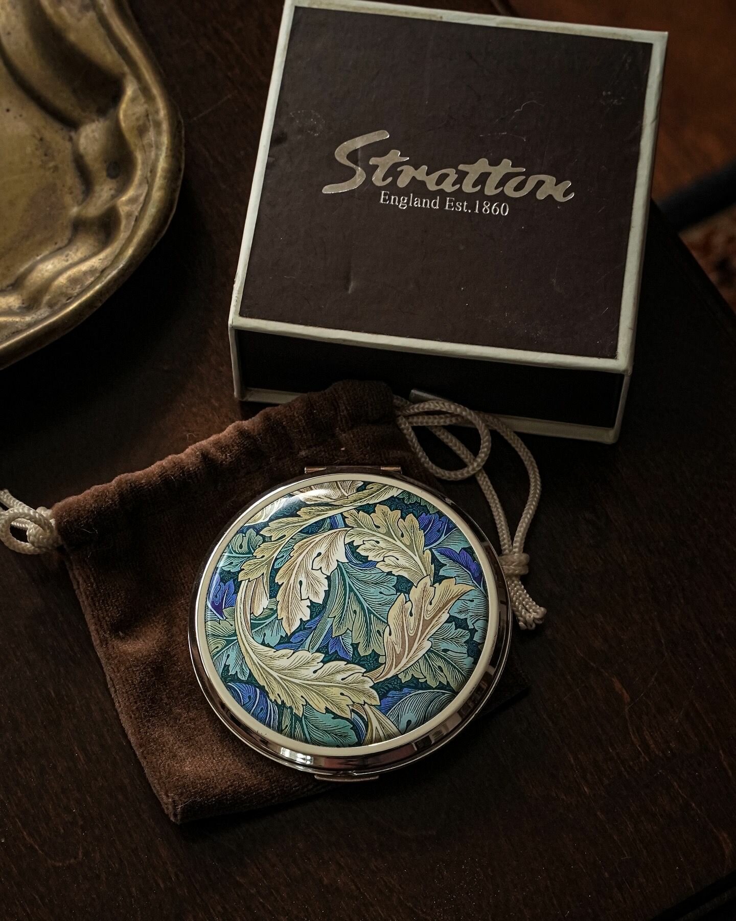 Пудреница Stratton, с узорами Уильяма Морриса, Англия, 1980-1990 гг.