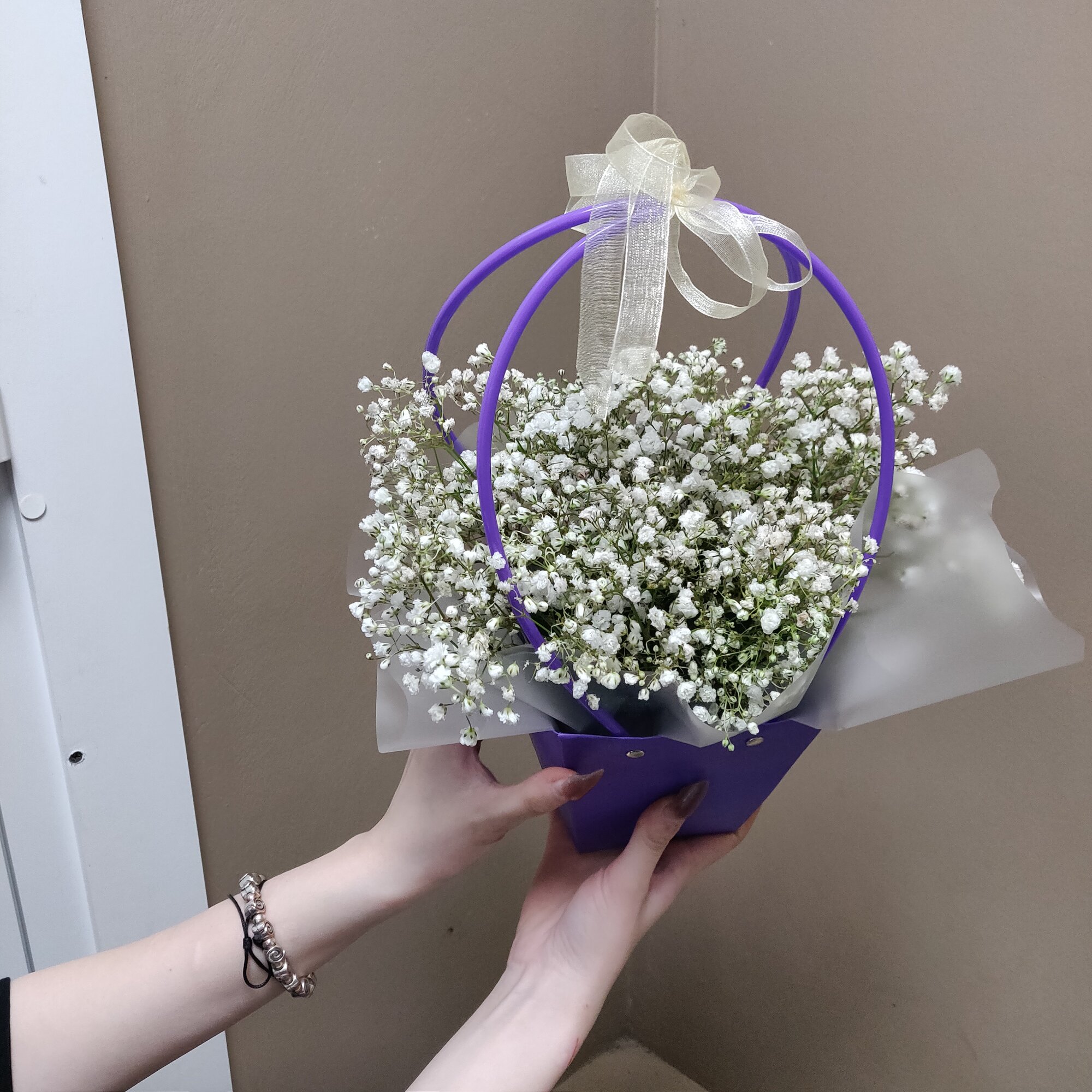 Нежная , стойкая композиция белой гипсофилы в сумочке.