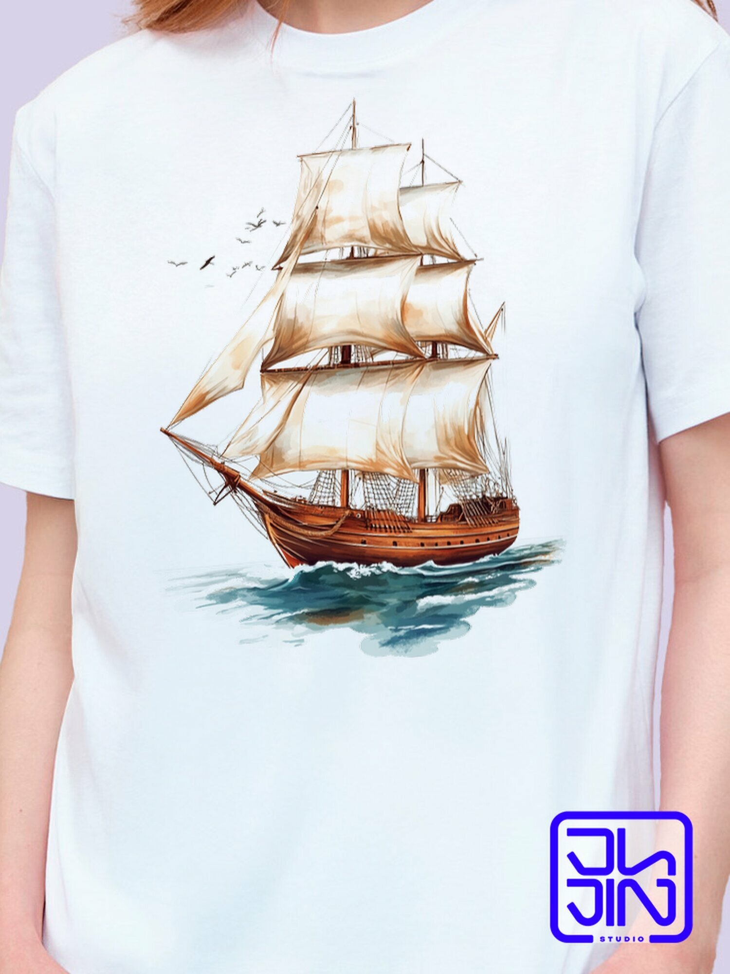 Футболка классическая женская с авторским принтом Ретро винтажный корабль с белыми, бежевыми парусами и океанской волной, белый хлопковый трикотаж с прикольным рисунком на груди