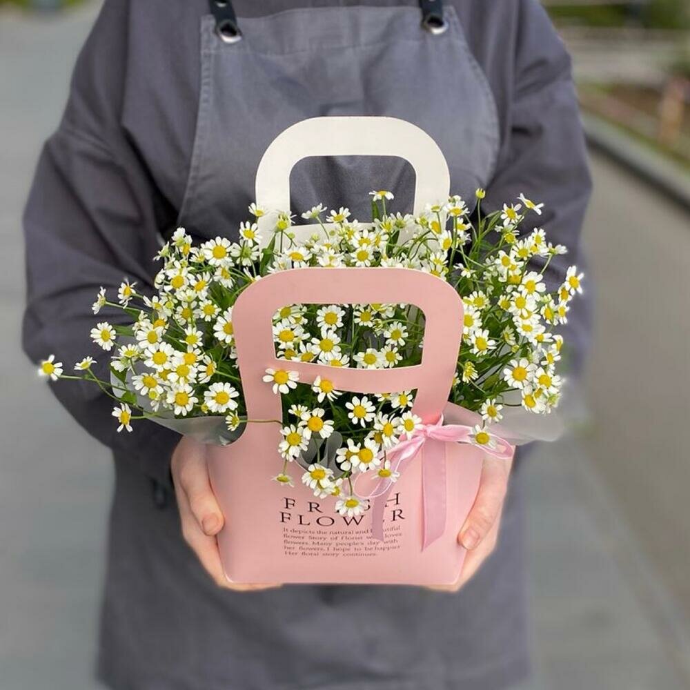 Композиция из полевых ромашек в розовой сумочке - Plaza Flowers