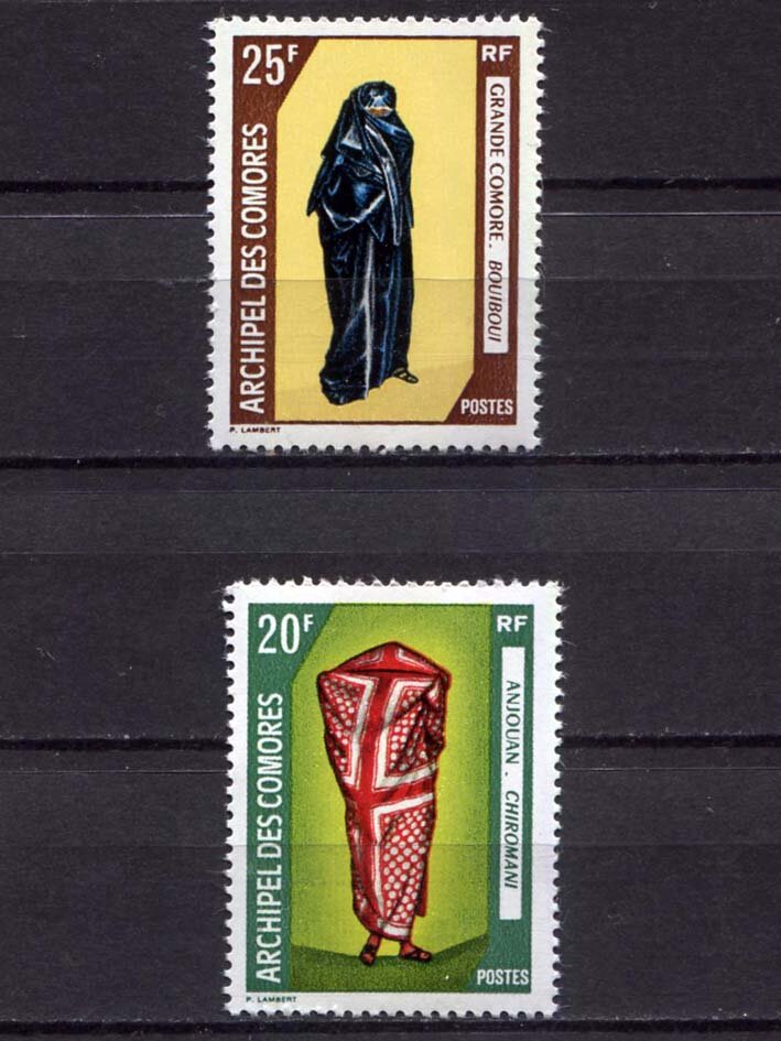 Коморы 1970г. Национальные женские костюмы. Серия из 2 негашеных марок