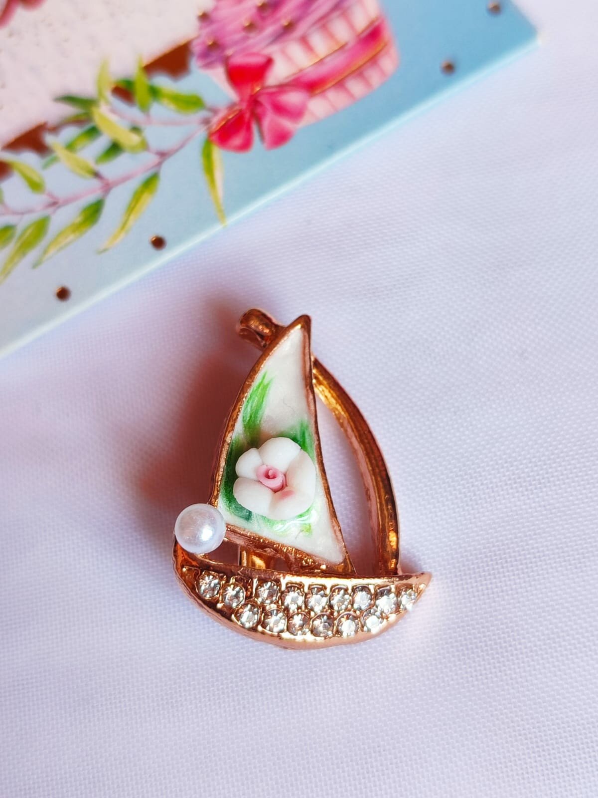 Брошь, акрил, стразы