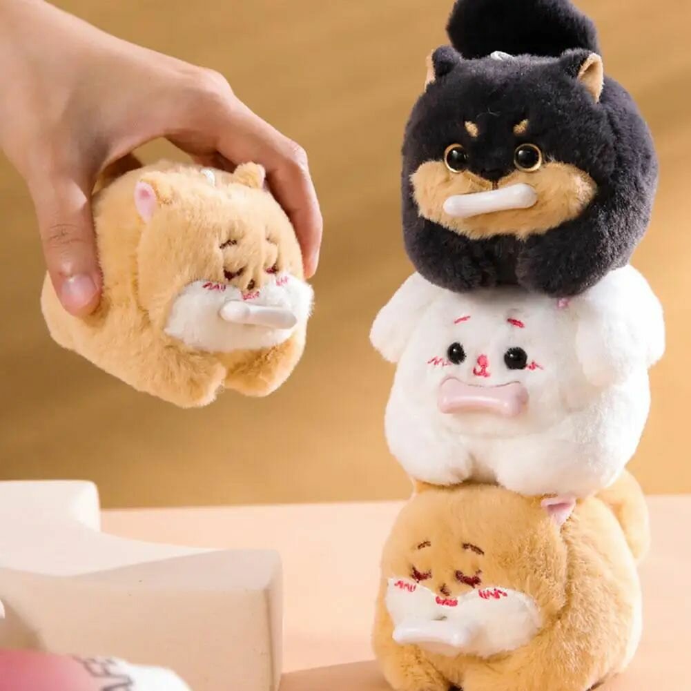 Плюшевая игрушка красная панда, виляющая хвостом, тянет за веревочку