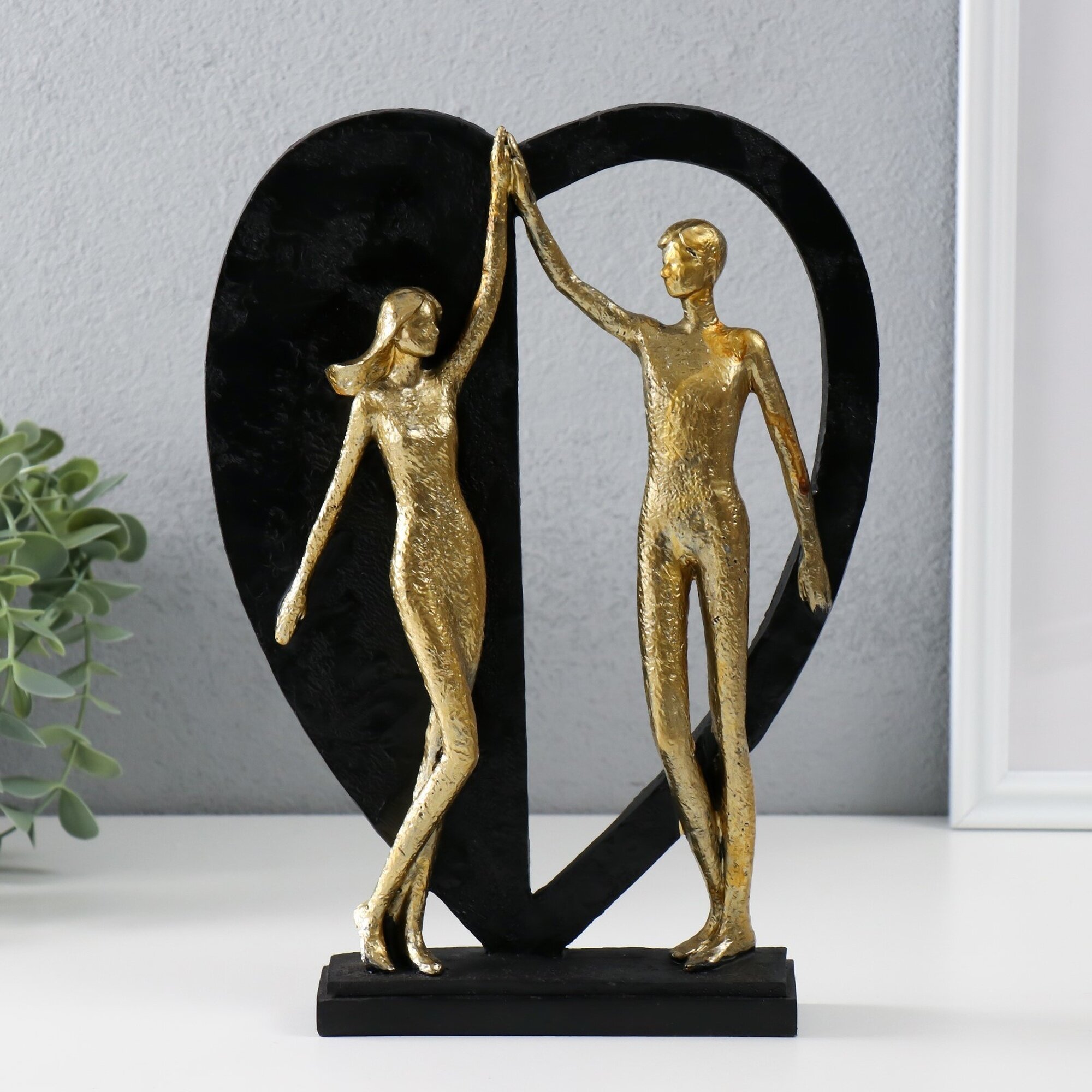 Фигурка полистоун «Влюблённые у большого сердца», золото с чёрным, 20×4.5×27.5 см