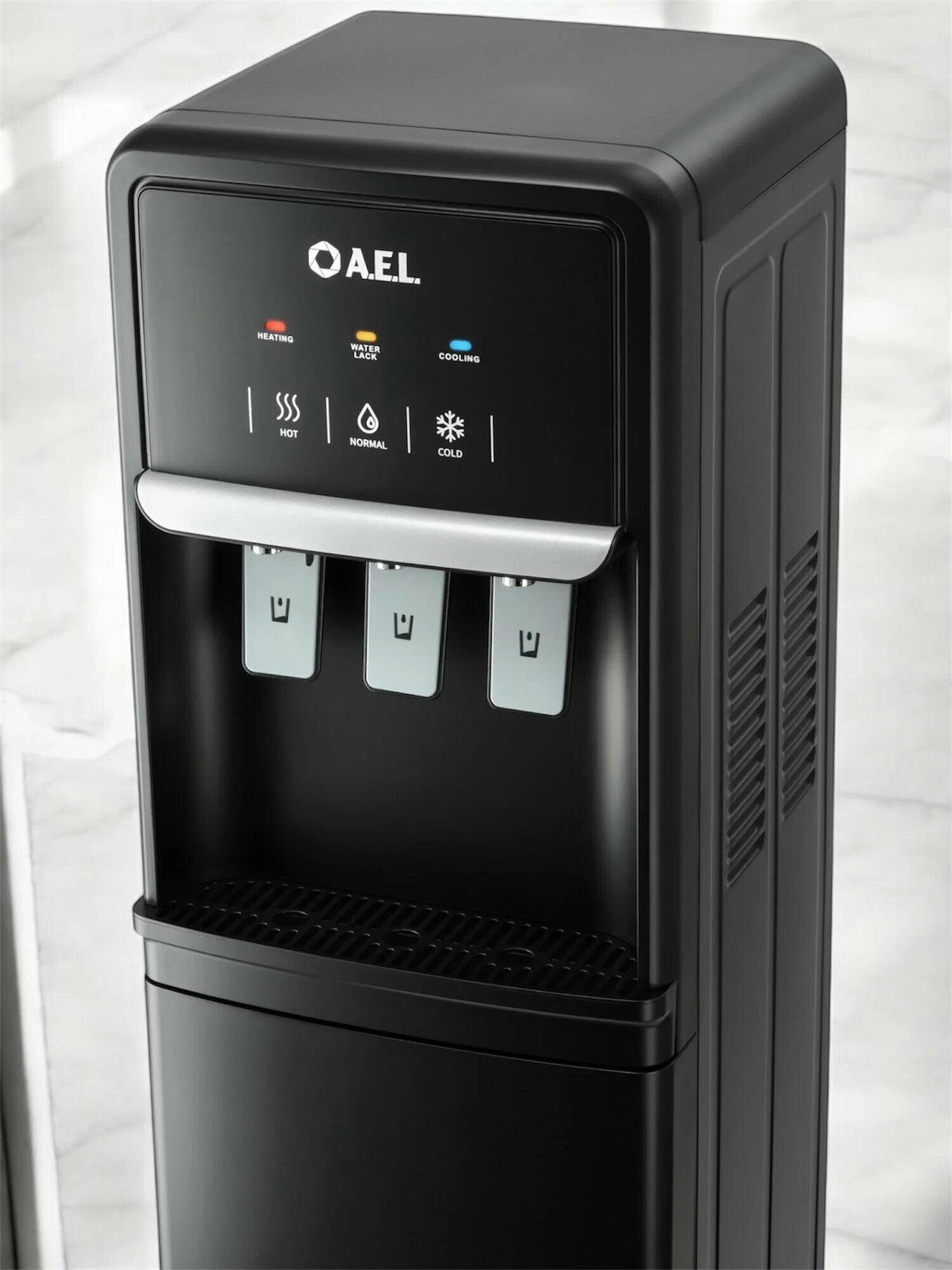 A.E.L. LD-815A. Гарантия 12мес. С нагревом, охлаждением и водой комнатной температуры.