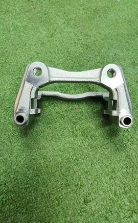 Кронштейн тормозного суппорта (скоба) передний RENAULT LOGAN 2005-2014 DACIA: 04-, Sandero 08- / : Clio арт. 8960048