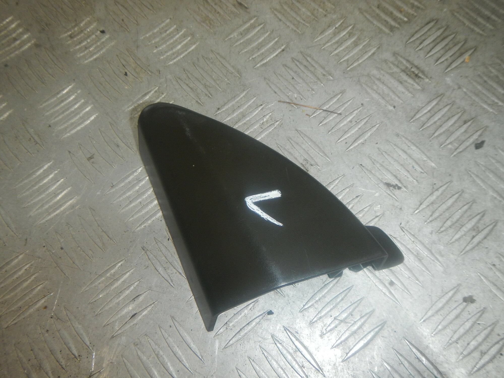 Б/У Уголок двери передней левой (внутренний), Chevrolet (Шевроле)-CRUZE (09-15) CHEVROLET CRUZE (09-15) Потертости. 5651...