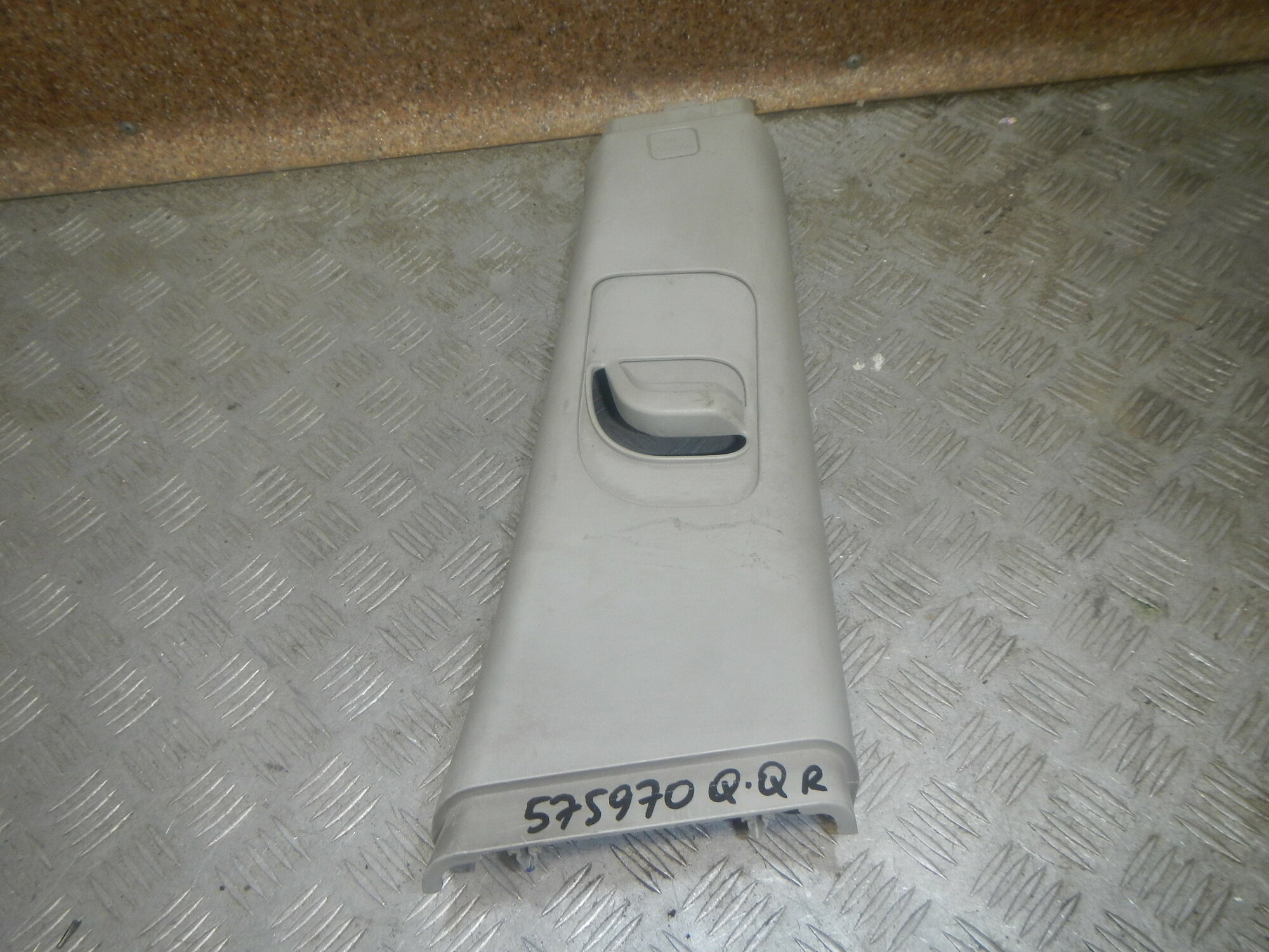 Б/У Обшивка стойки центральной правой, Nissan (Ниссан)-QUASHQAI (07-) NISSAN QUASHQAI (07-) верхняя Царапины. 575970 NISS...