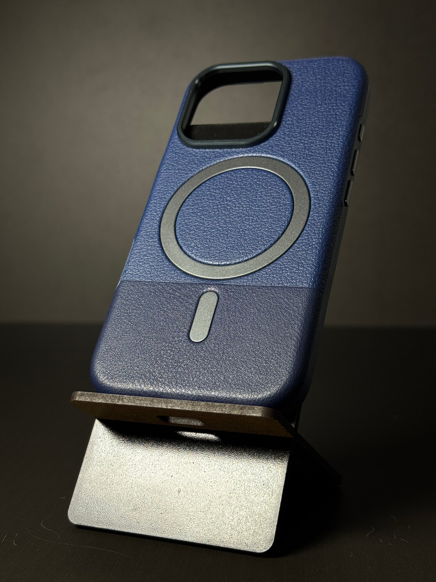 Чехол Protective case Айфон 16 Про / чехол iPhone 16 Pro с MagSafe, синий, кожаный