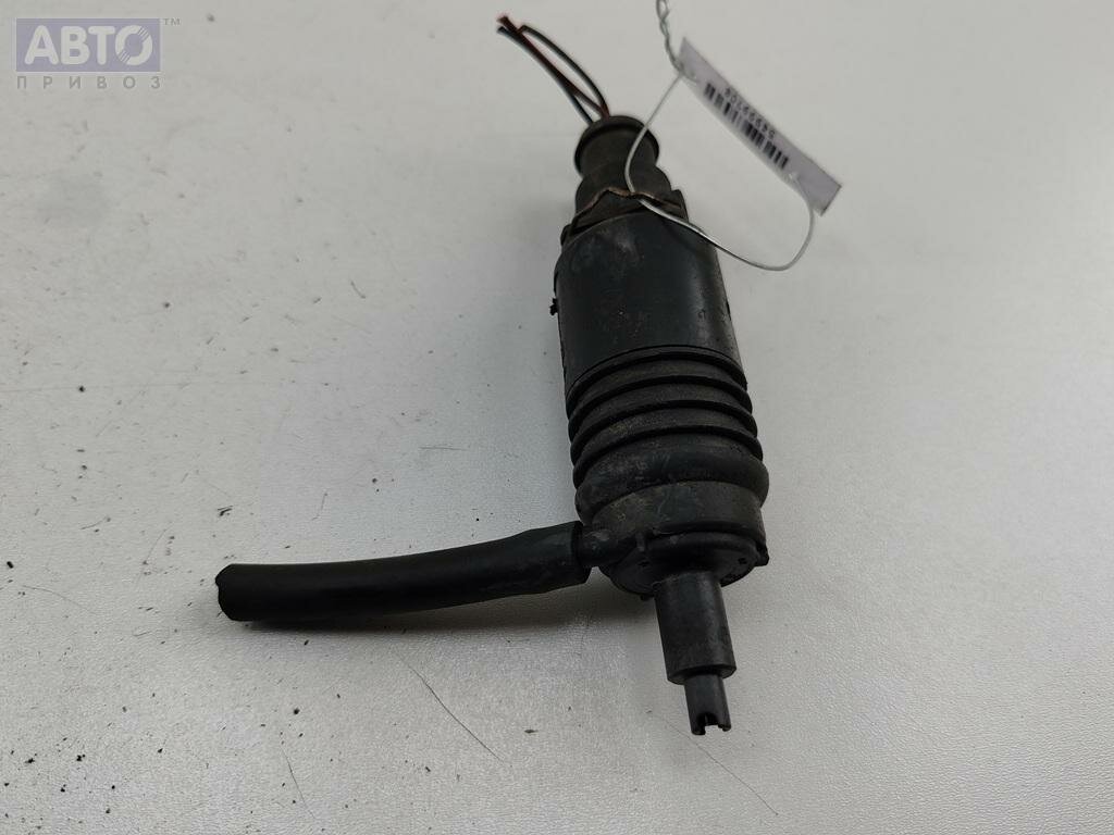 Насос (моторчик) омывателя стекла Audi 100 C4 (1991-1994)