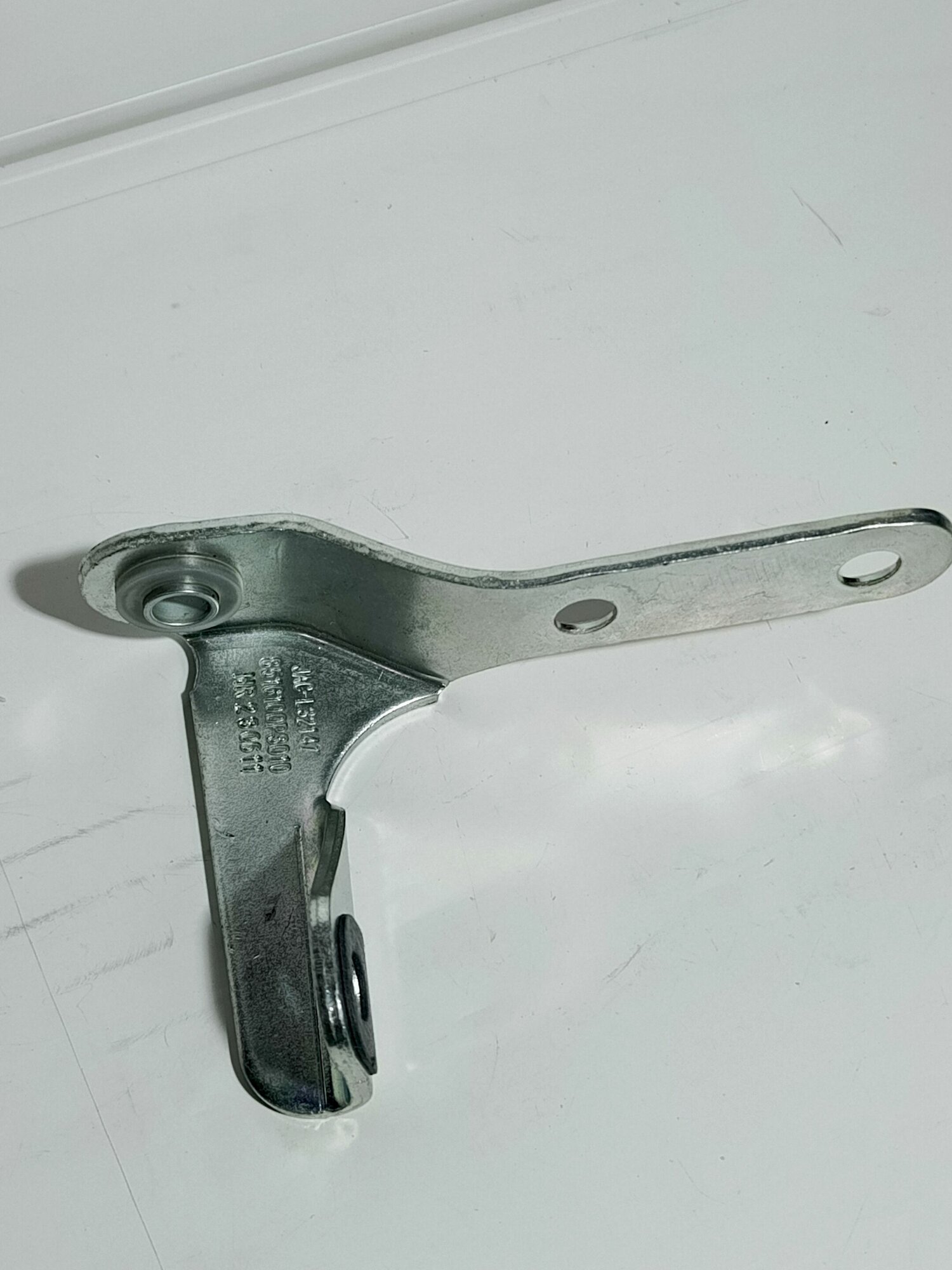 Петля откидного борта левая JAC T6 [2.0 16V 6MT пикап 4X4 Turbo] 8516100P3010