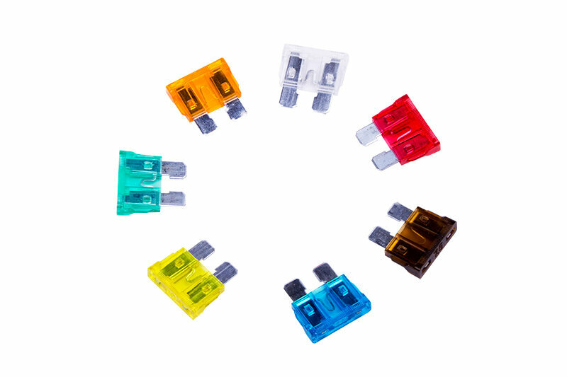 Набор автомобильных флажковых предохранителей "стандарт" в пластиковой коробке REXANT 100 штук в упаковке