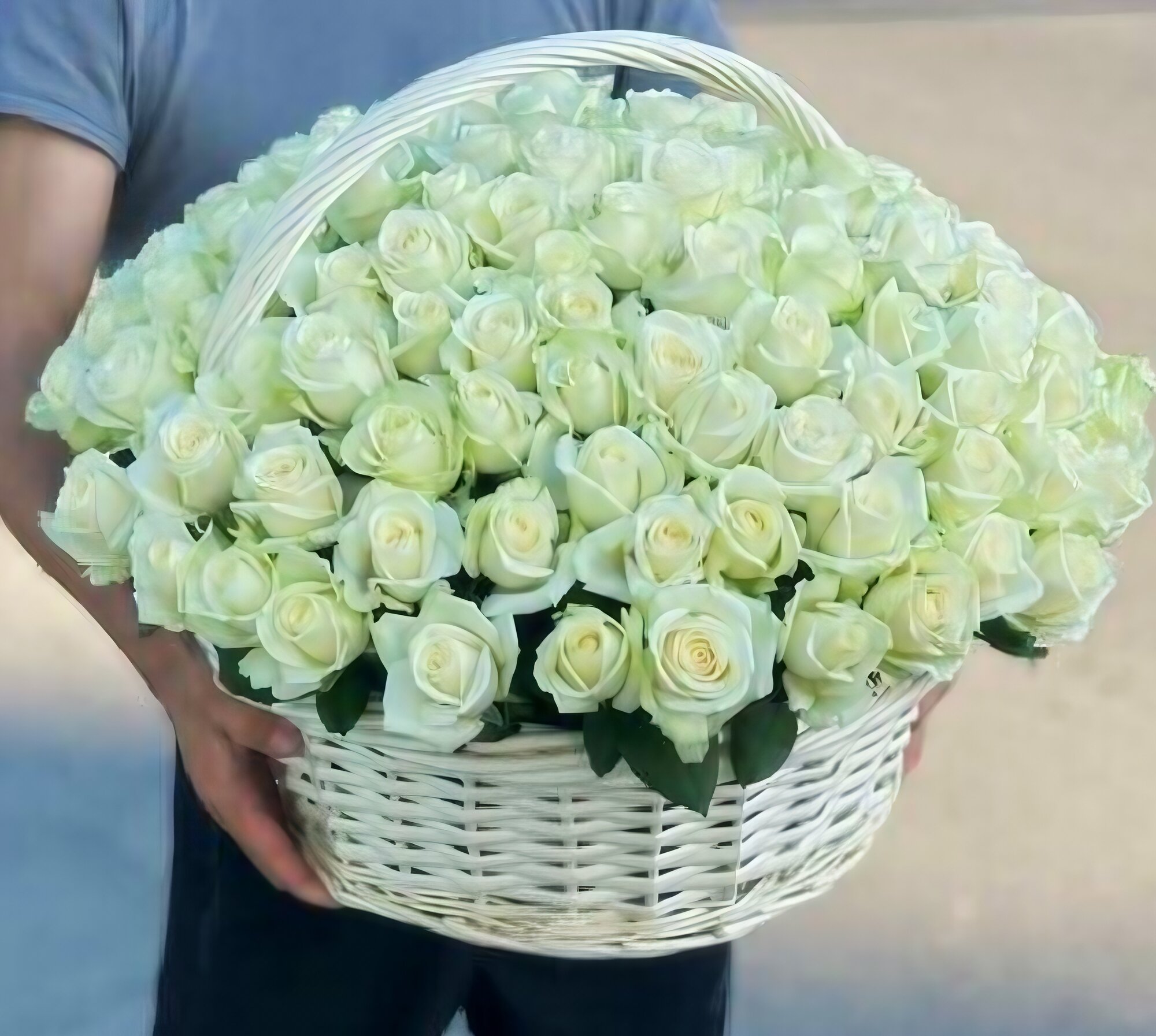 Букет 101 белая роза, в корзине, роскошный букет, премиум букет, премиум цветы