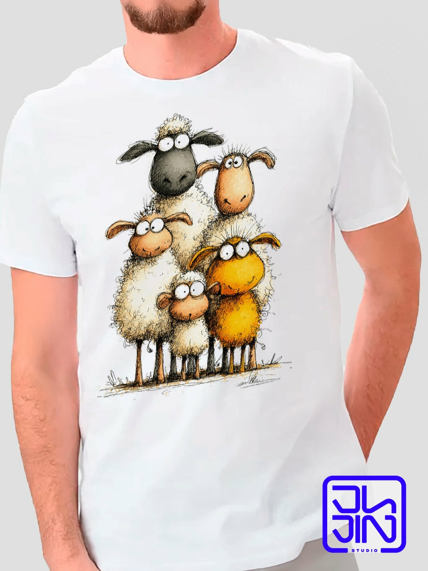 Футболка классическая мужская с авторским принтом Смешные овцы бежевая и молочная, веселые и необычные животные вместе, белый хлопковый трикотаж с прикольным рисунком на груди