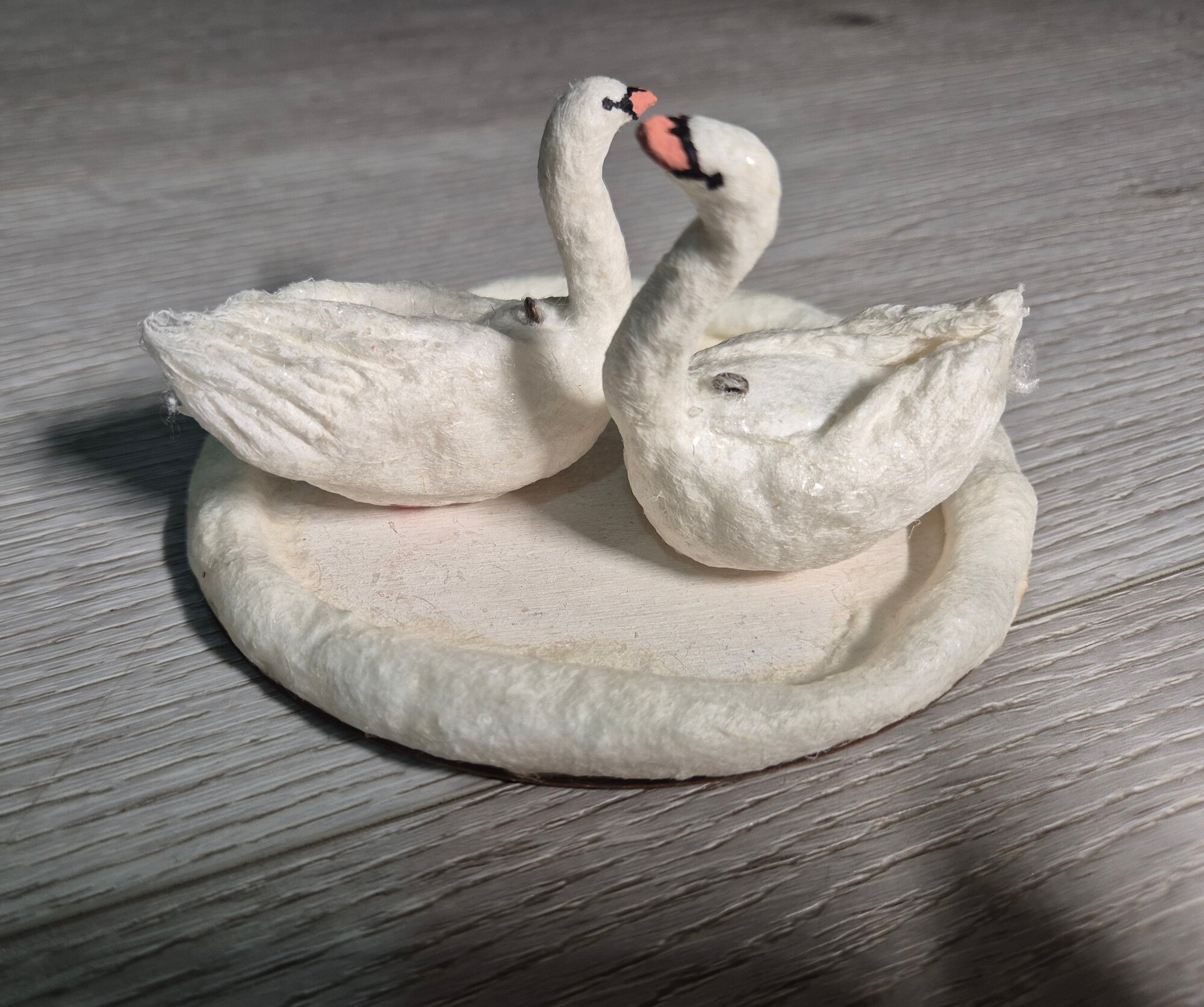 Пара белых лебедей из ваты