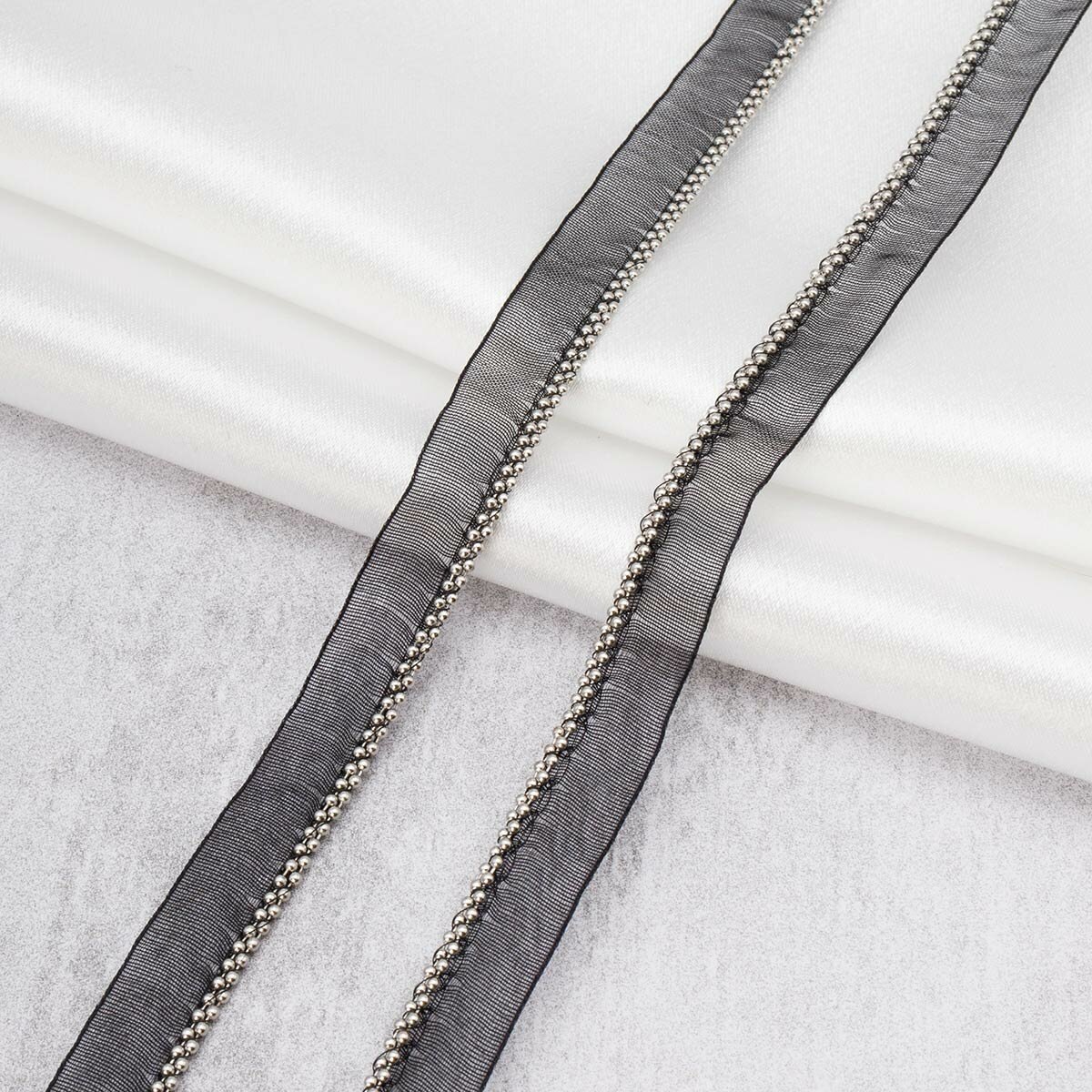 Кант декоративный на сетке с металлическими бусинами для шитья и рукоделия, 1 см * 41.14 м, цвет черный/серебристый