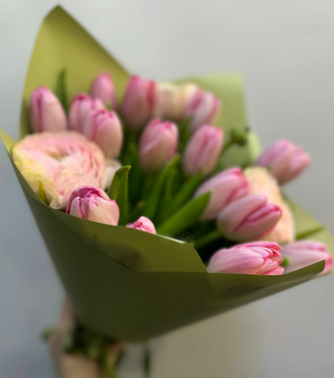 Моно букет из нежных ранункулюсов и тюльпанов