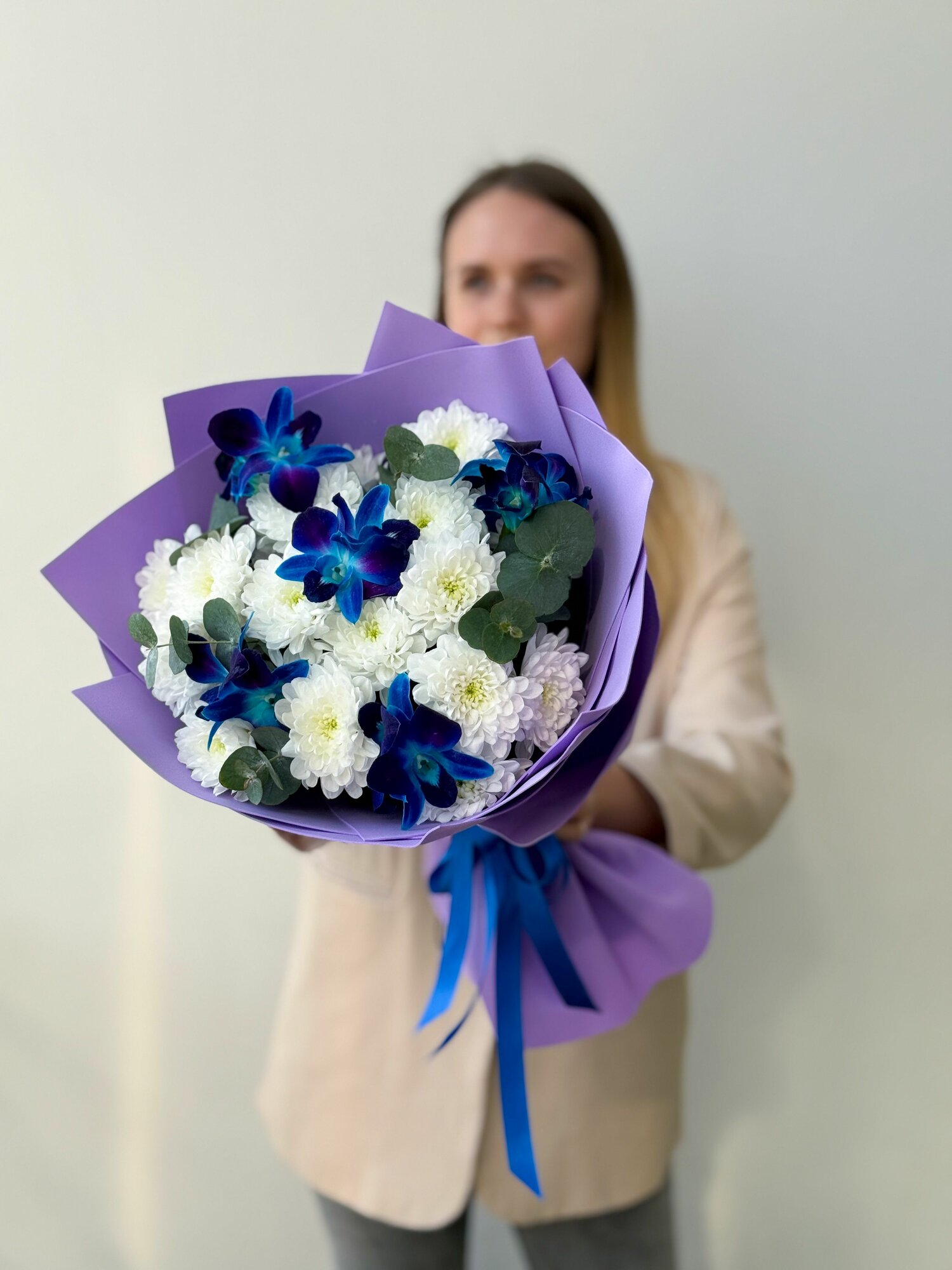 Цветы живые букет синяя орхидея и кустовая белая хризантема