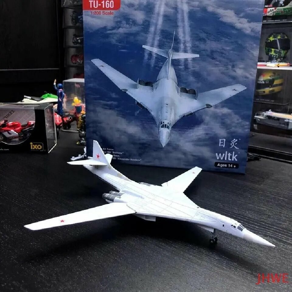 1: 200 Полносплавная готовая модель стратегического бомбардировщика ТУ - 160 Белый лебедь