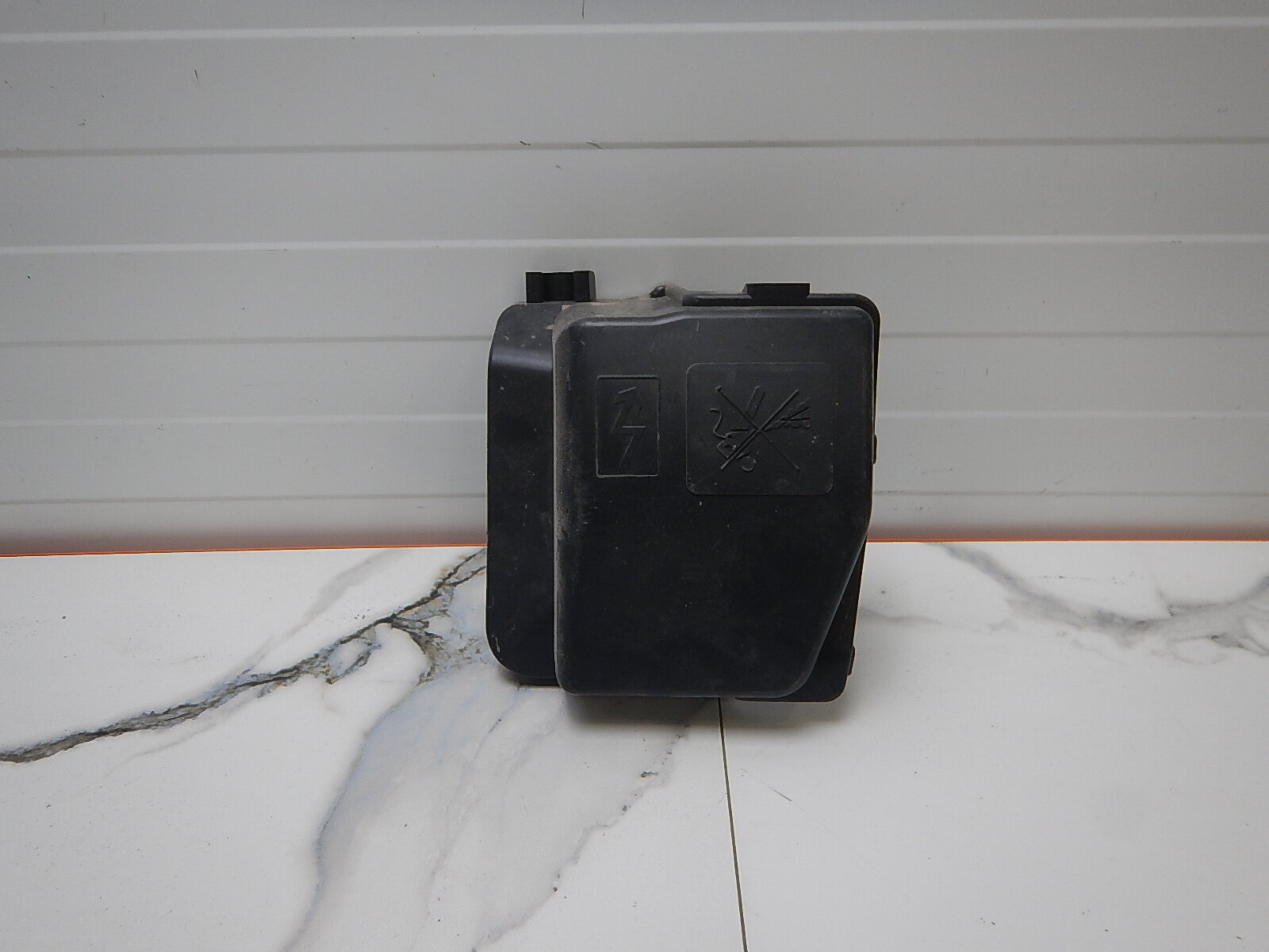 Б/У Крышка блока предохранителей, Renault (Рено)-DUSTER (12-20) RENAULT DUSTER (12-20) Царапины. 597996 RENAULT арт. 243...