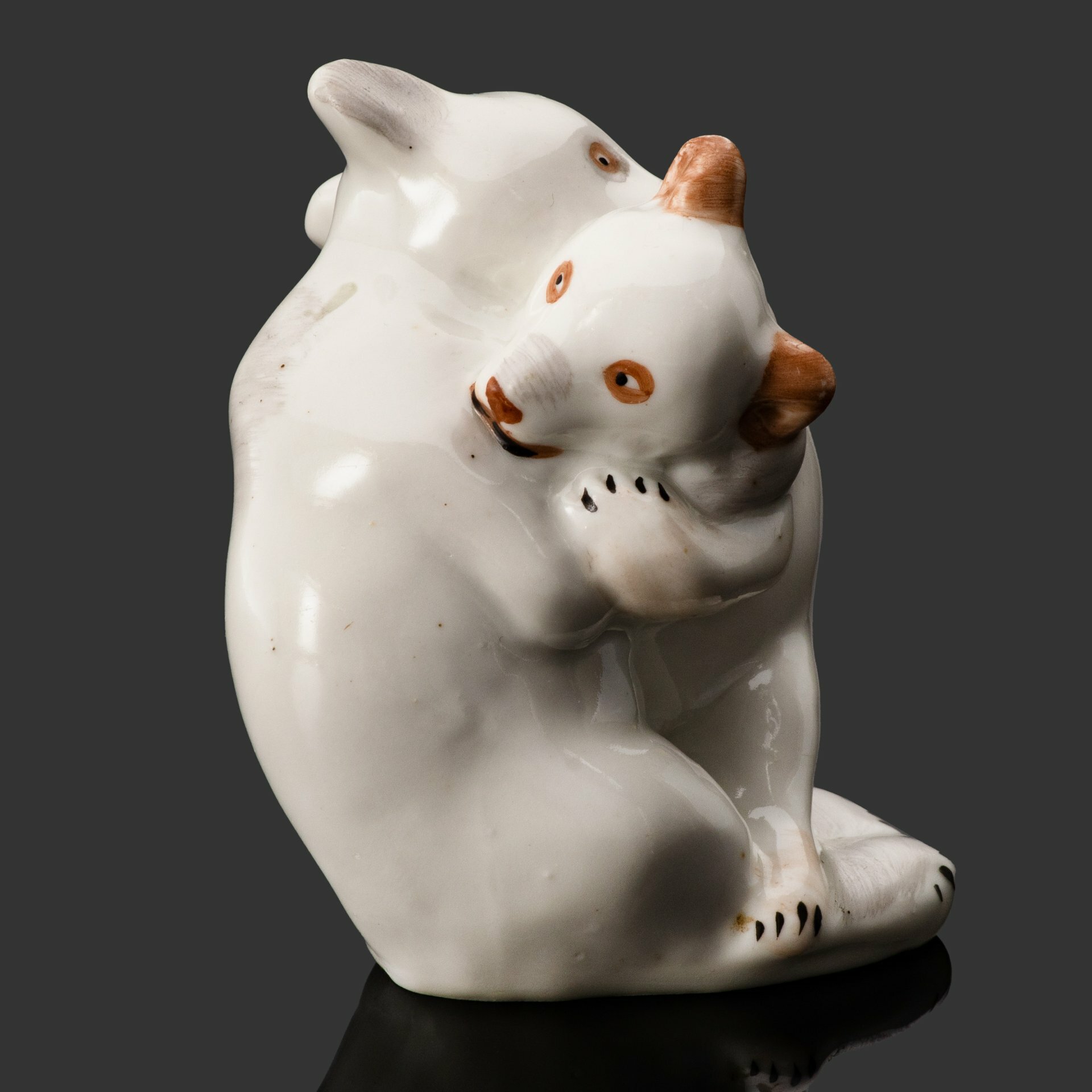 Статуэтка "Борющиеся медвежата", автор Воробьев Б. Я, фарфор