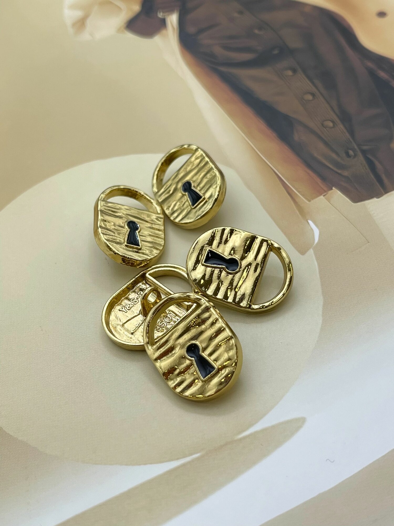 Пуговицы замочек золотистые с черной эмалью 16,5 мм, 5 штук