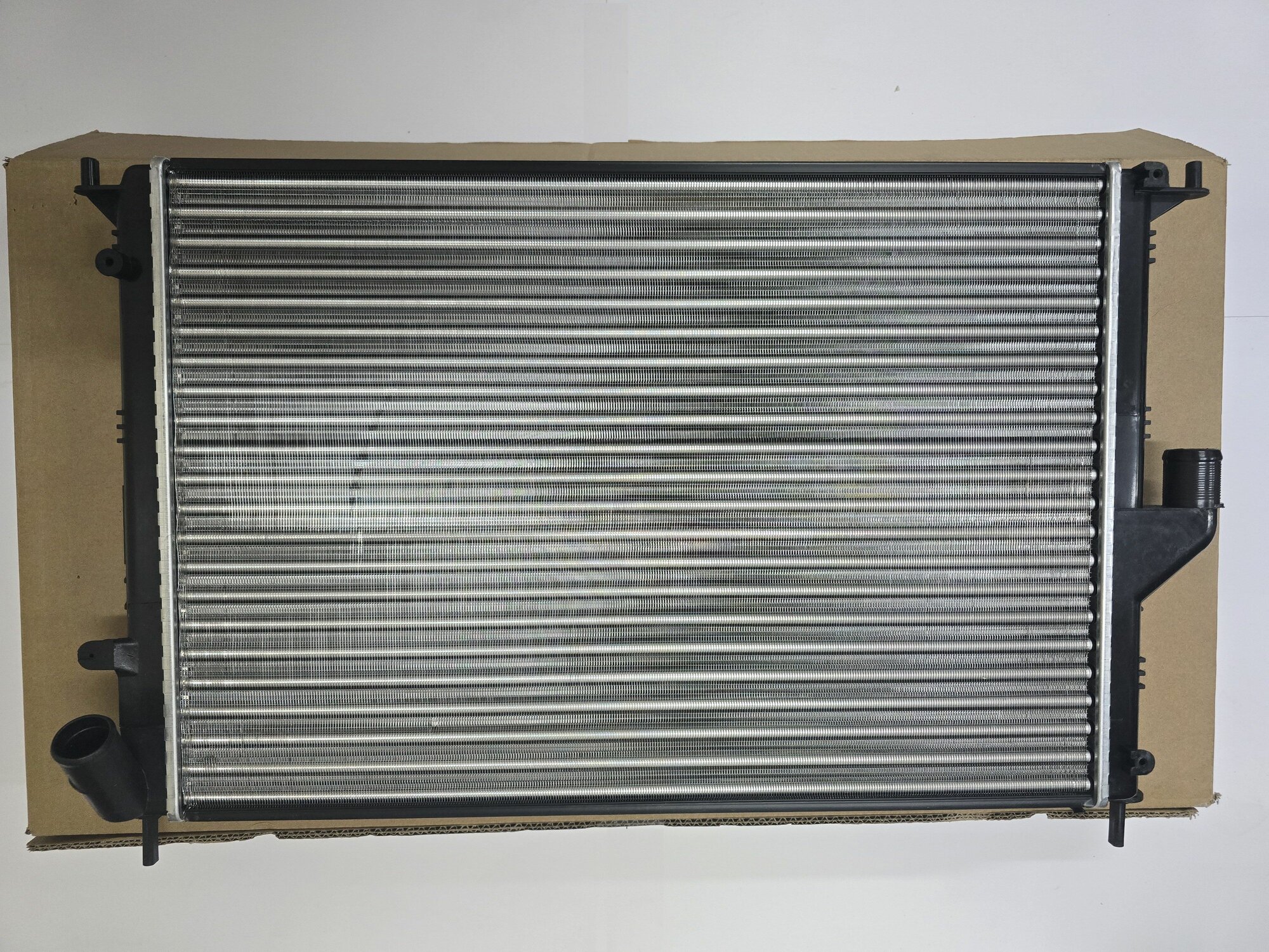 Радиатор Рено Логан, Сандеро, Ларгус для автомобилей с кондиционером и механической коробкой передач