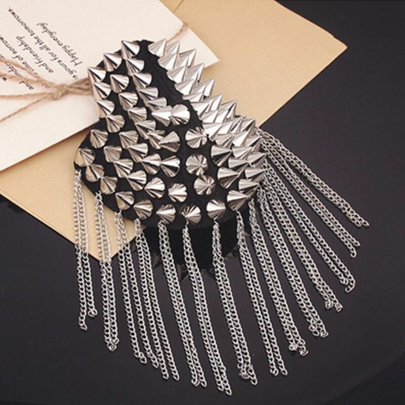 Эполеты в стиле панк с заостренными конусообразными заклепками и кисточками-серебристый