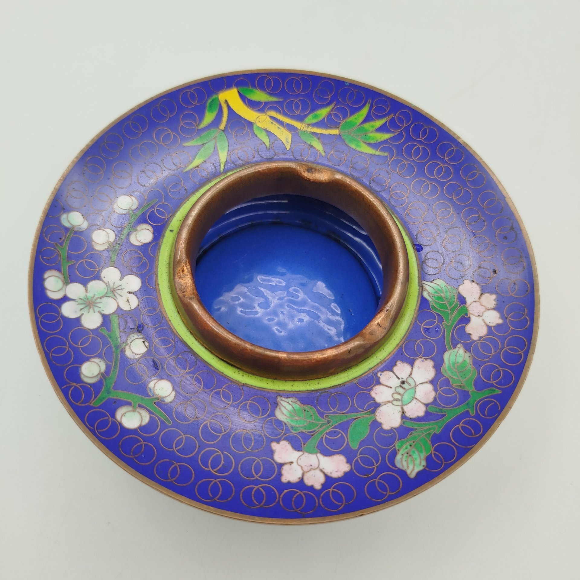 Пепельница с цветочным декором синем фоне, выполненная в технике клуазоне