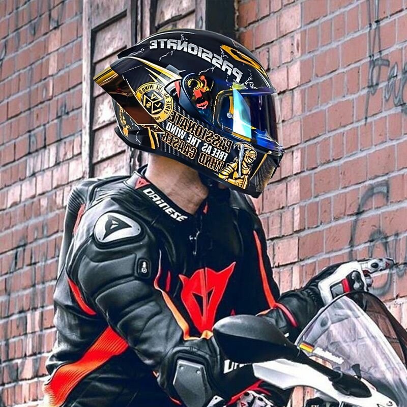 Моторизованный мотоциклетный шлем с линзами