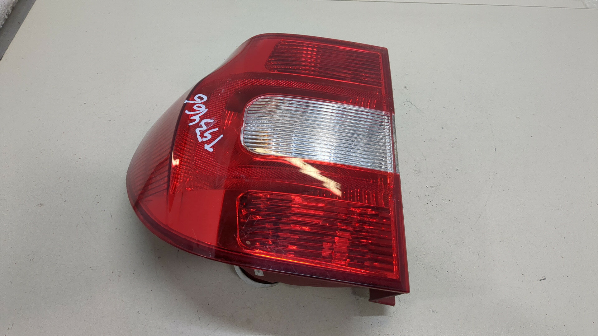 Фонарь (задний) левый Skoda Yeti Б/У