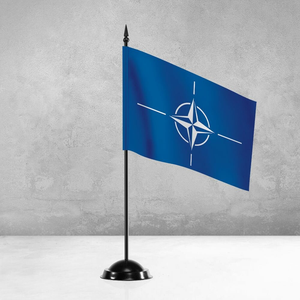 Настольный флаг НАТО на пластиковой черной подставке