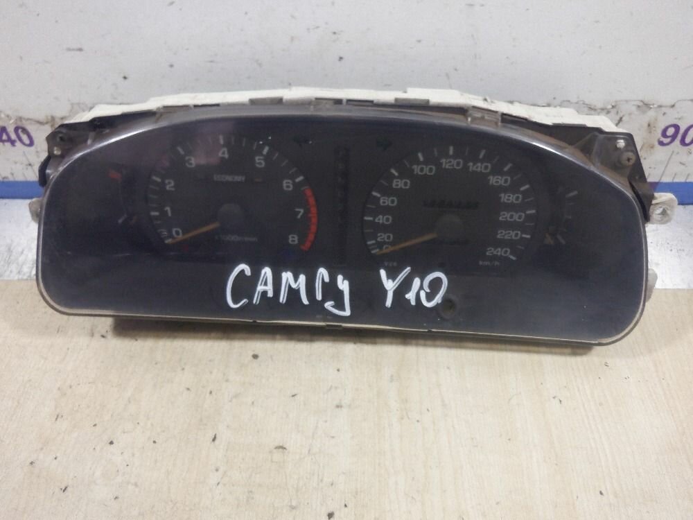 Панель приборов Toyota Camry 8301033161