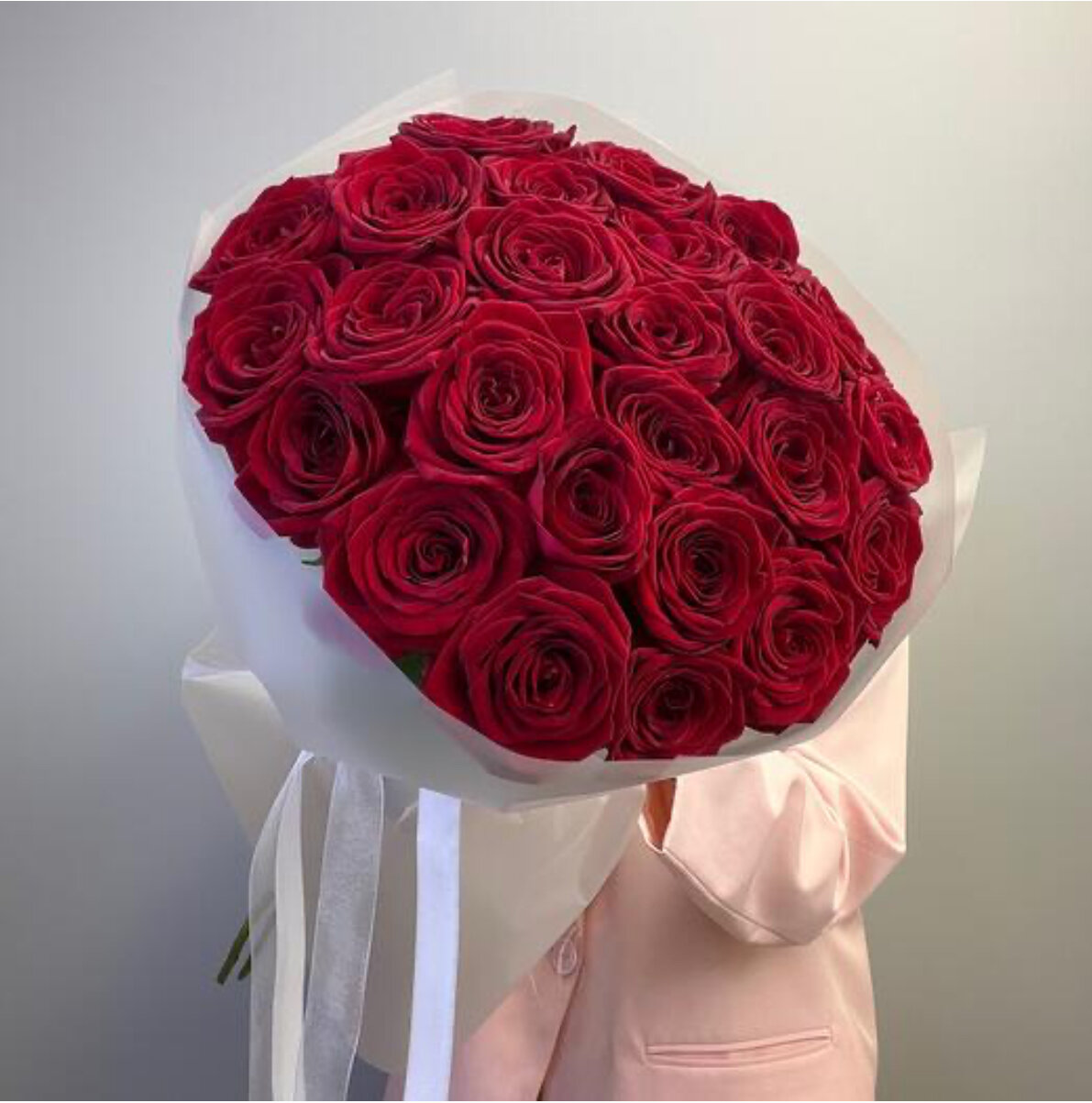 Букет 25 красных роз в дизайнерском оформлении матовой пленкой с красной атласной лентой