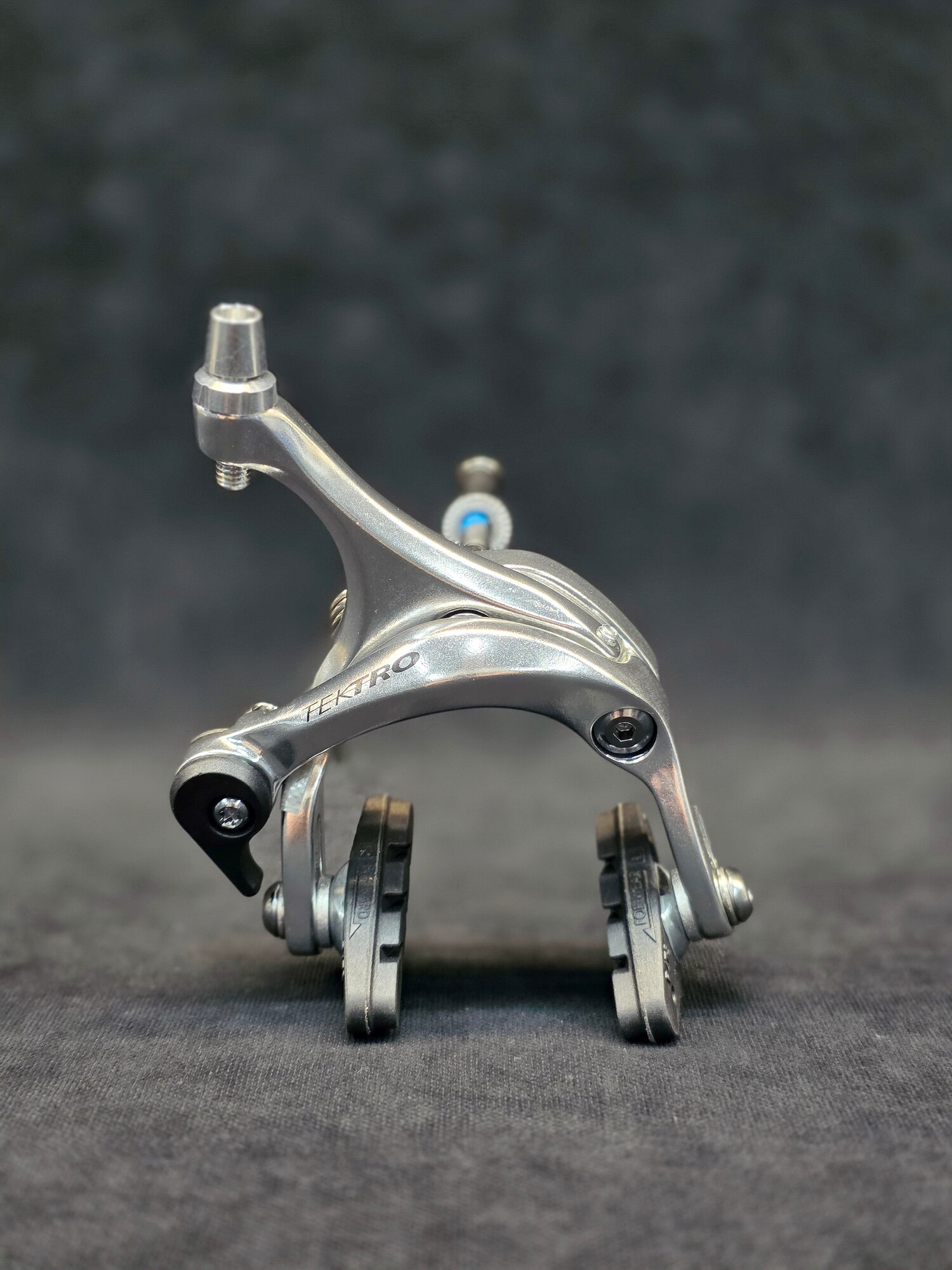 Тормоз передний (клещевой) Tektro R326 (R526), reach 39-52 мм, шоссе, серебристый