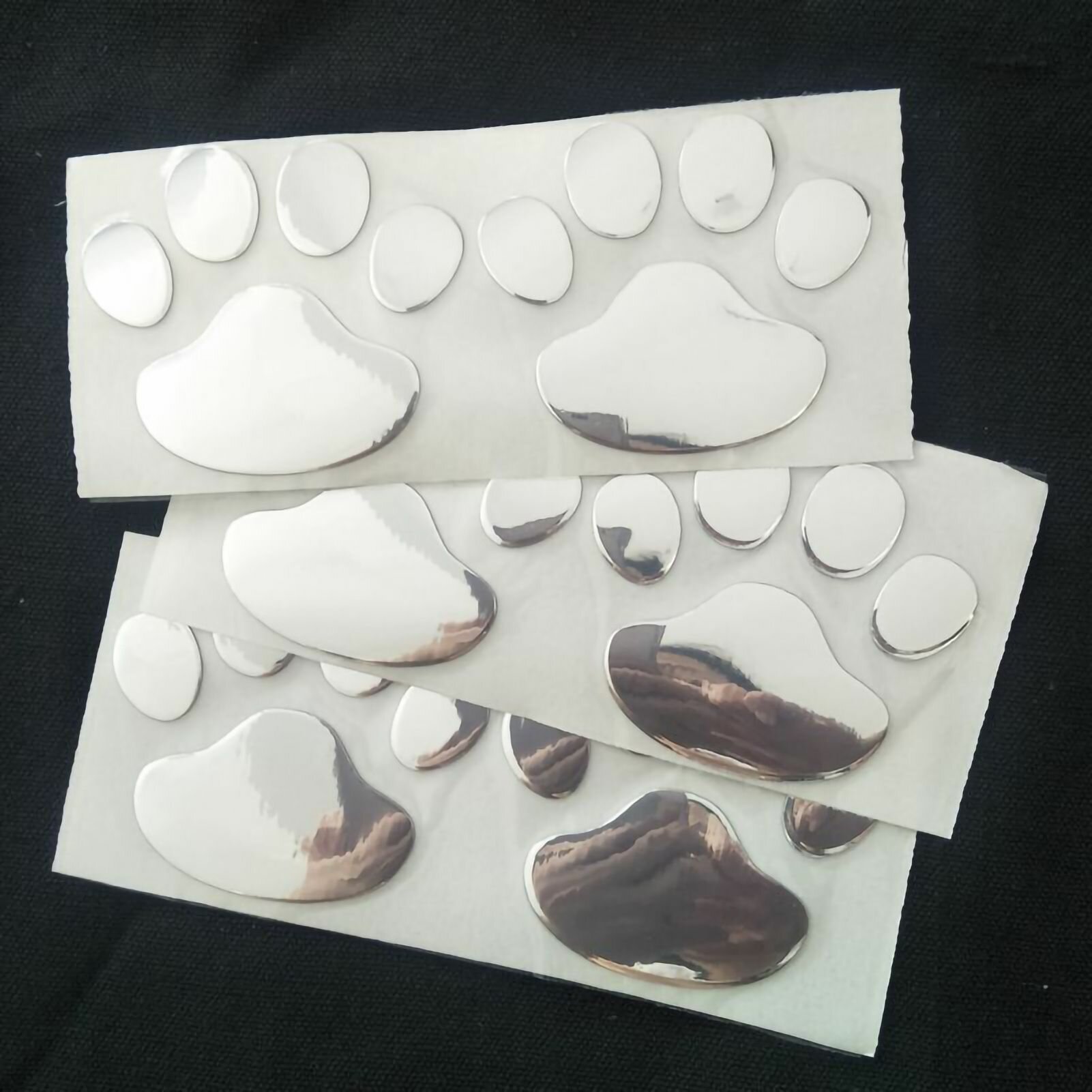 3D-наклейка на автомобиль серебристого цвета