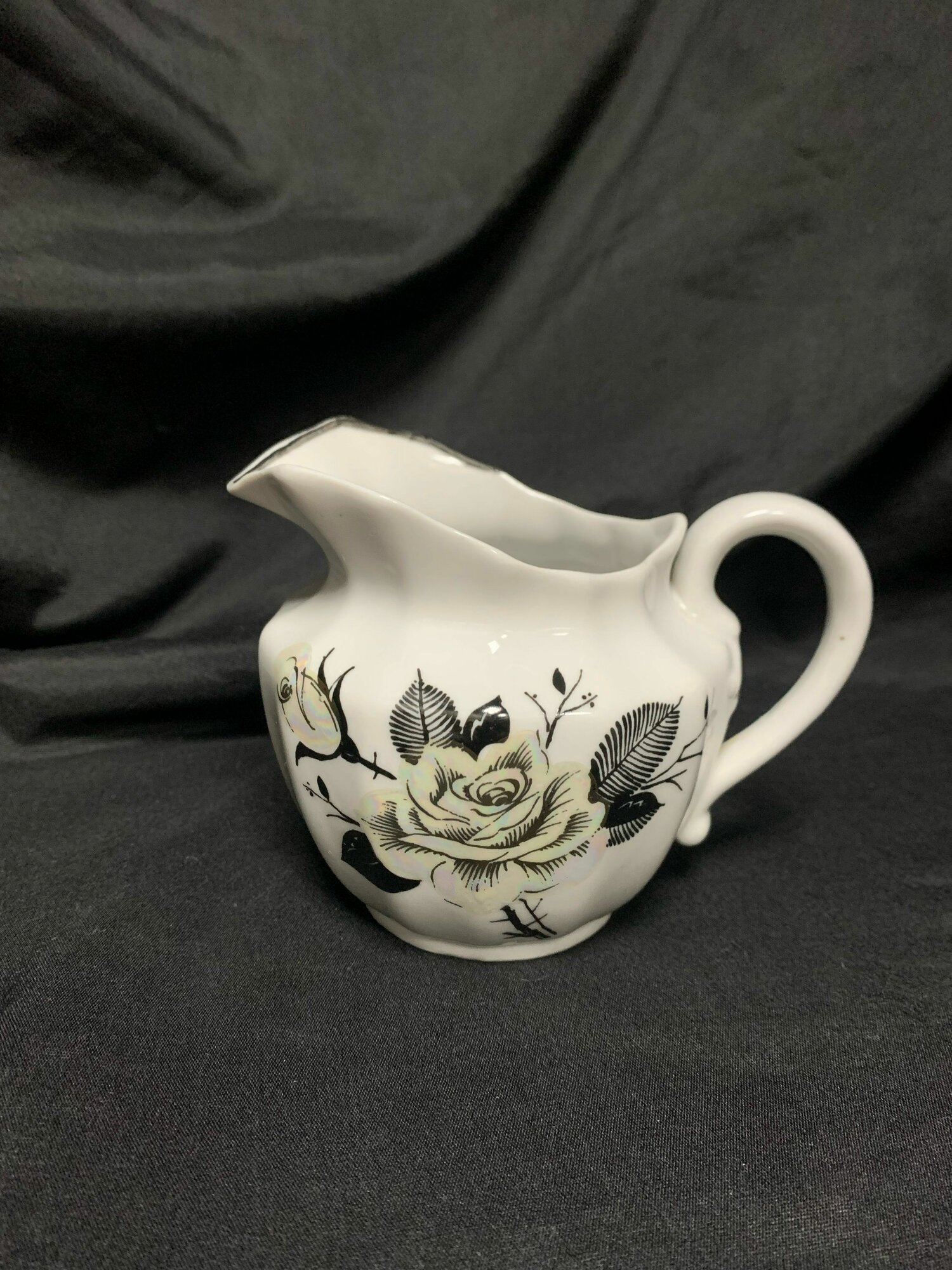 Фарфоровый сливочник Золотая Роза (перламутр)