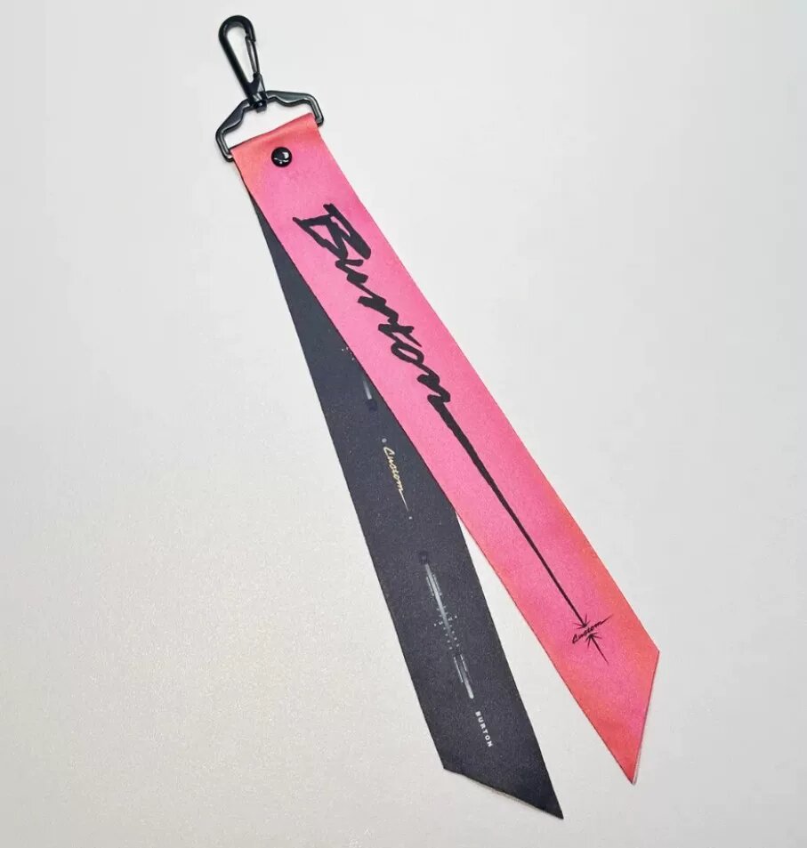 Аксессуары для сноуборда и лыж, такие как ленты, рюкзаки, шлемы, лыжные костюмы, сноубрюки, подвески, подарки и другое