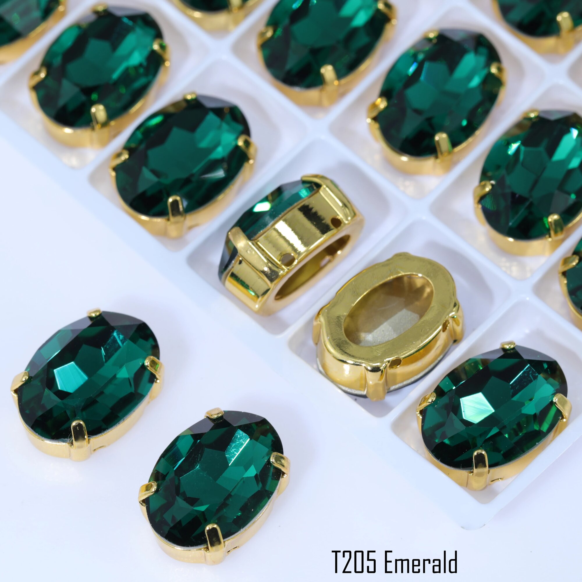 Стразы овальные изумрудные T205 Emerald 18x25 мм
