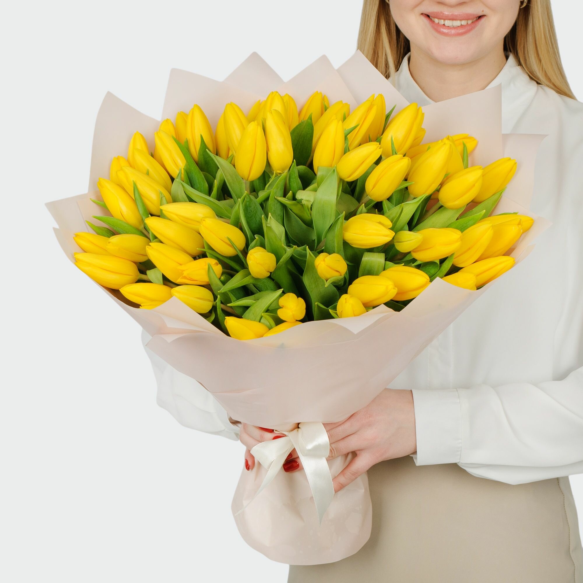 Букет СоюзЦветТорг, тюльпаны желтые, 51 цветок, 40 см, матовая пленка, атласная лента
