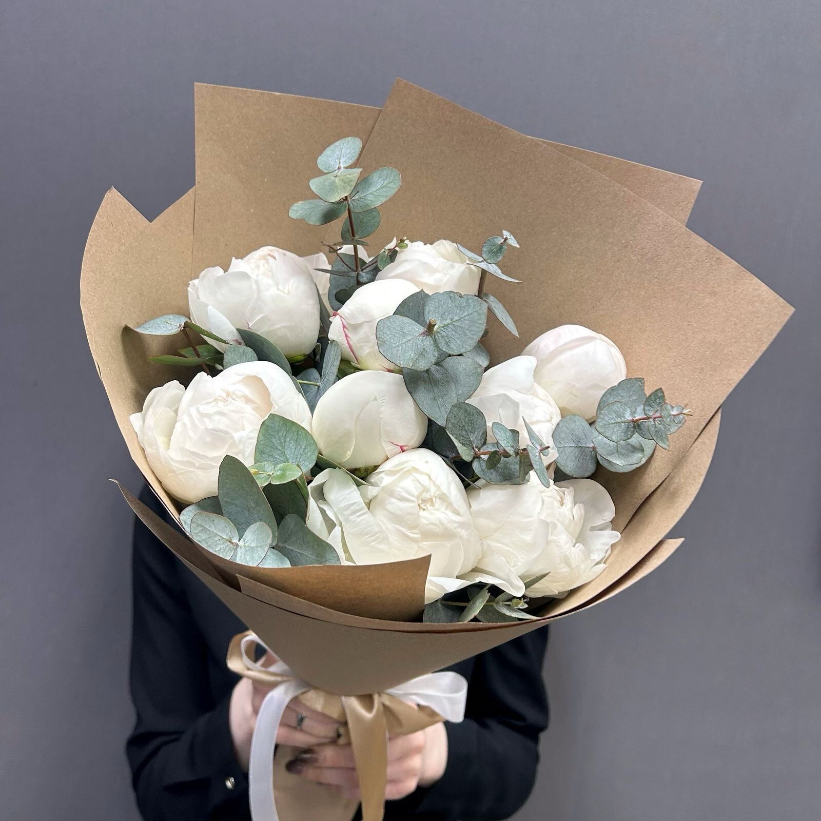 Букет из 9 белых пионов и эвкалипта в крафте
