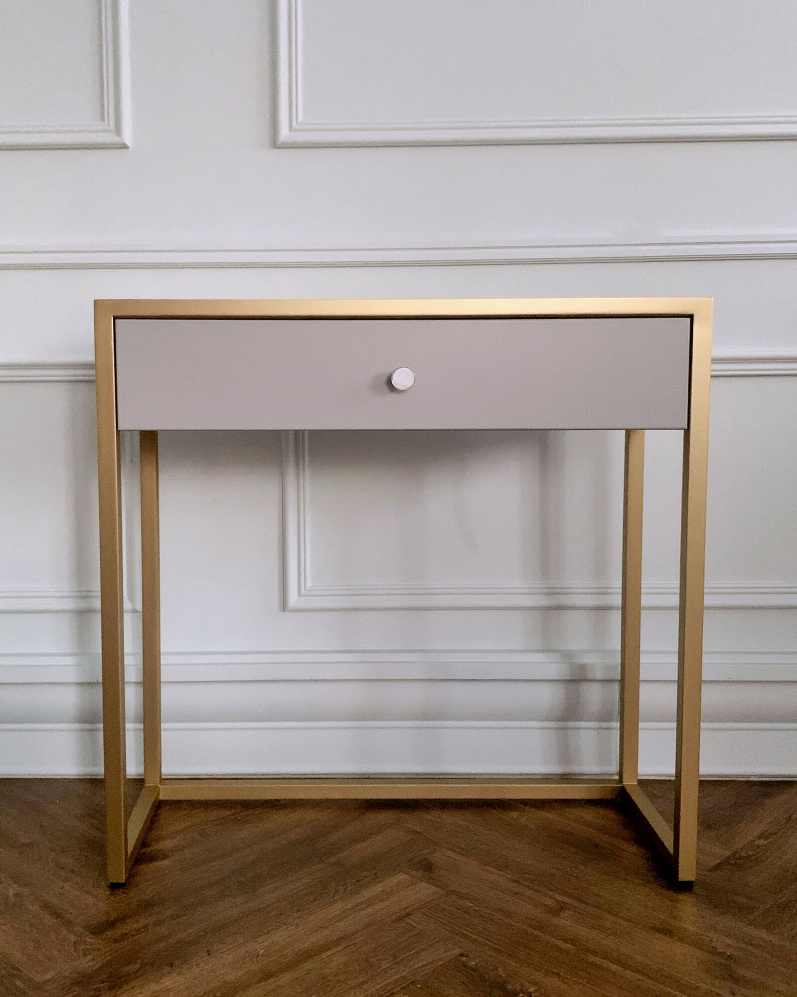 Консоль Келли В со столешницей из натурального светлого мрамора и бежевым ящиком на золотистом металлическом основании