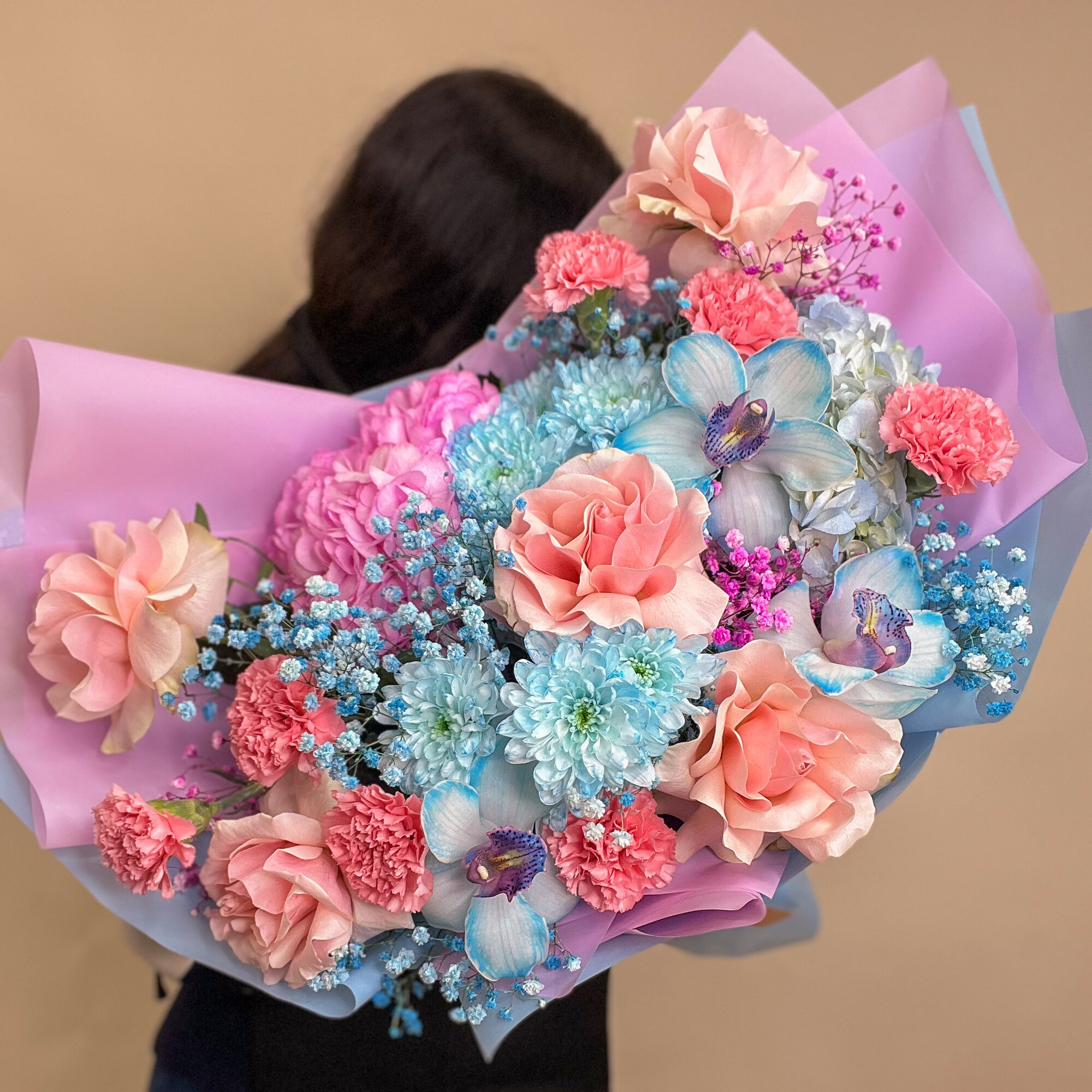 Нежный розово-голубой букет из живых цветов гортензии, орхидеи, розы, гвоздики, гипсофила