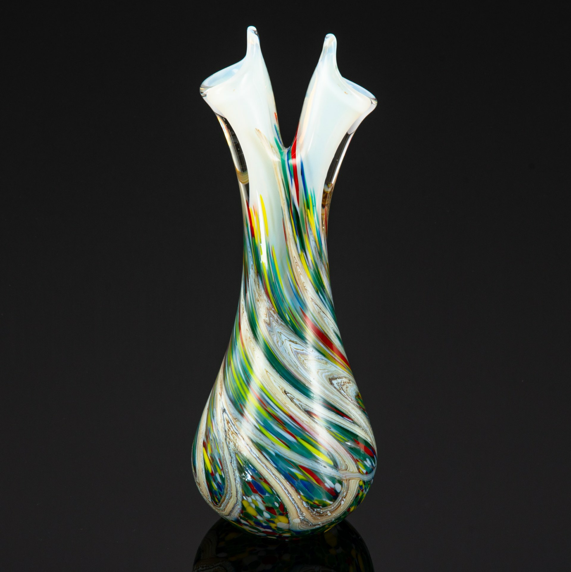 Ваза оригинальной формы, Opaline Empoli, стекло, опаловое, гутная техника, Италия